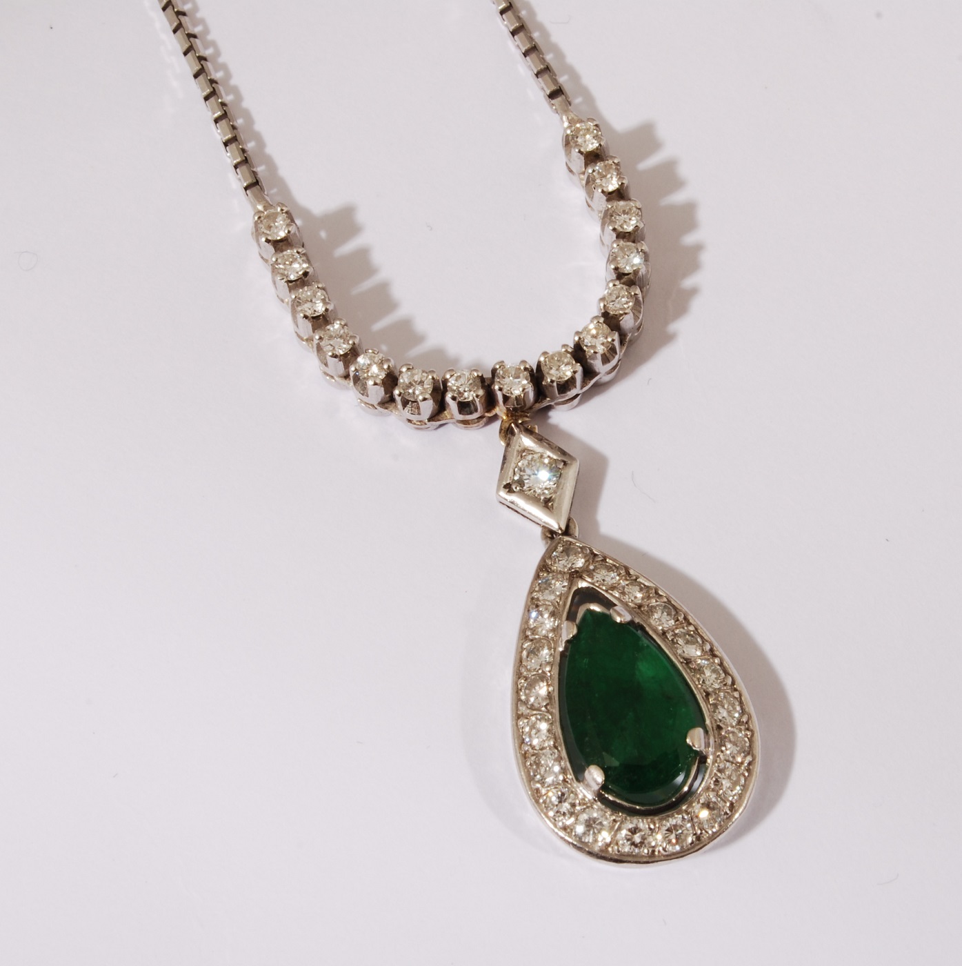 Collier en or blanc et pendentif orné d'une émeraude - Bijoux et ...