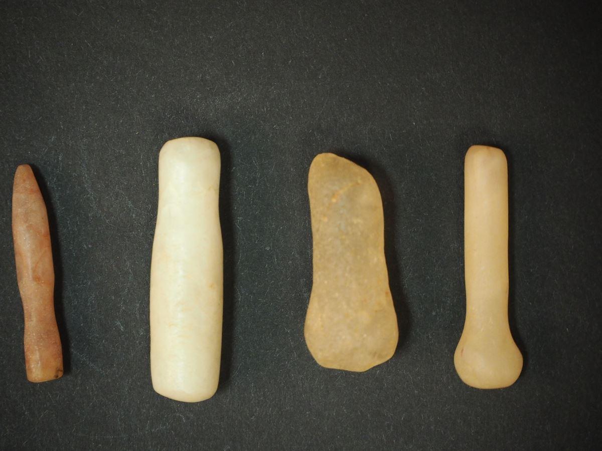 NÉOLITHIQUE - Ensemble de quatre labrets en quartz ou cristal de roche ...