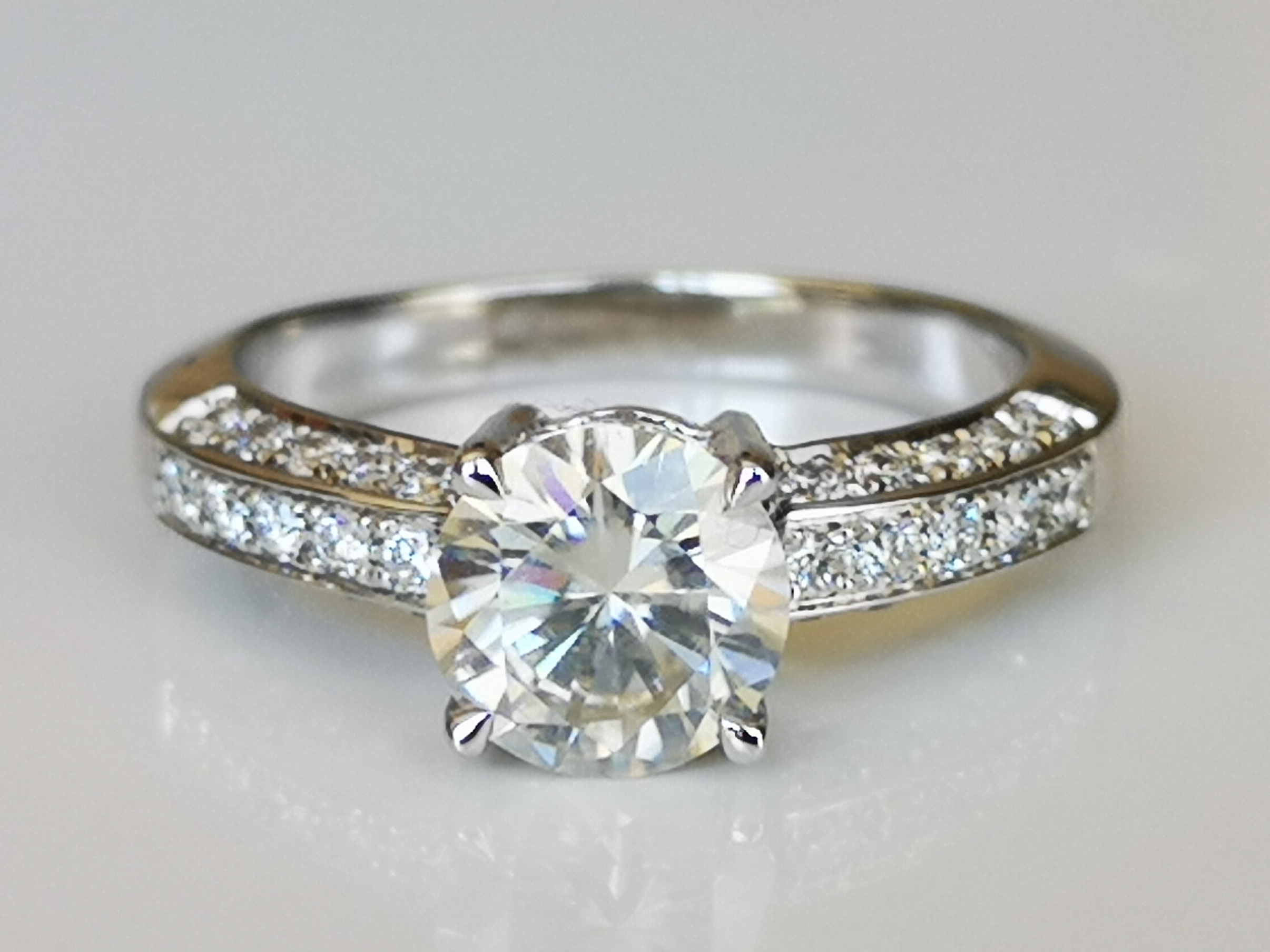 Bague solitaire or gris 18 carats moissanite de 1.13 cts et diamants ...