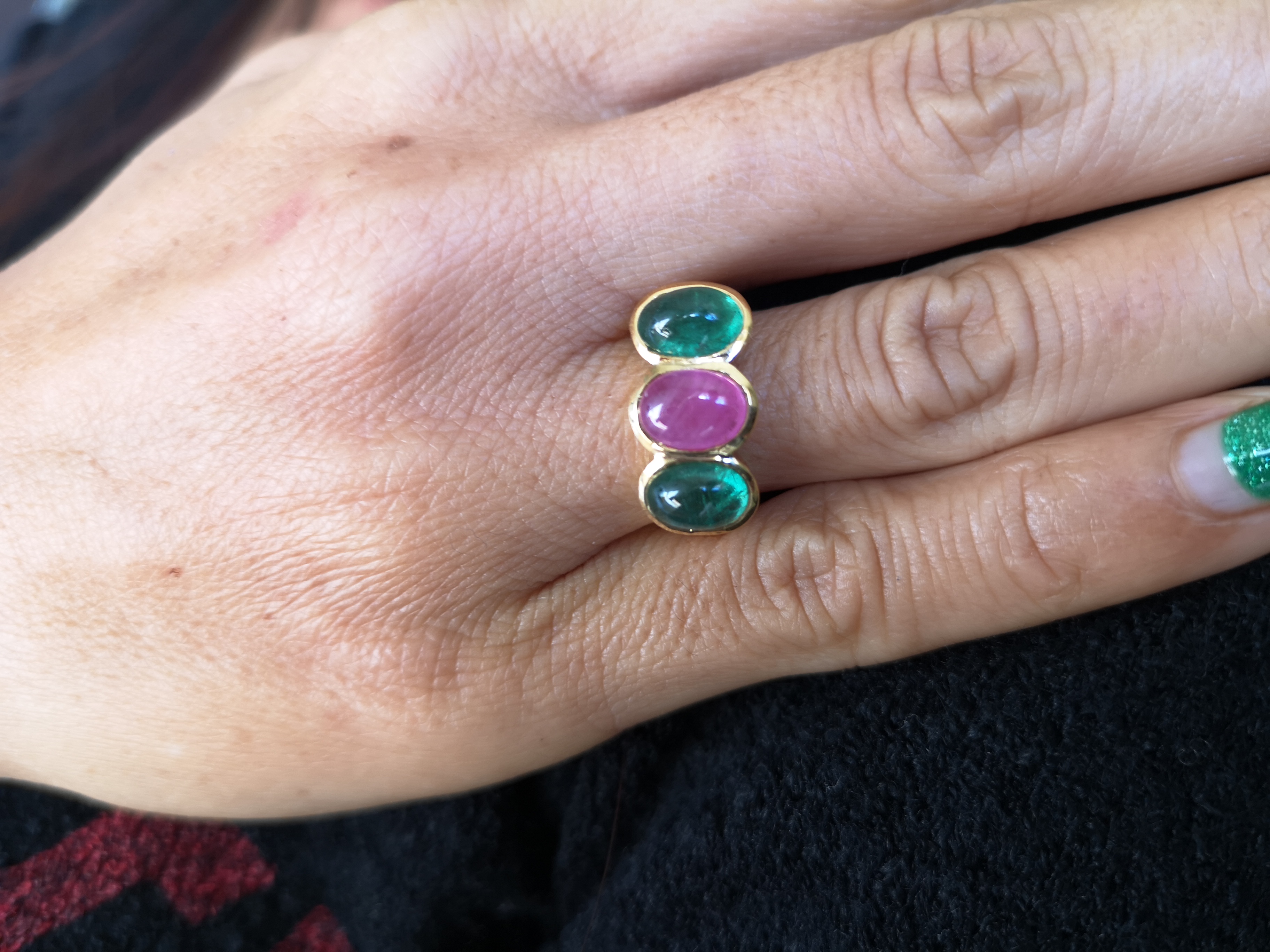 Anello in oro giallo rubino birmano e smeraldo cabochon - Gioielli e ...