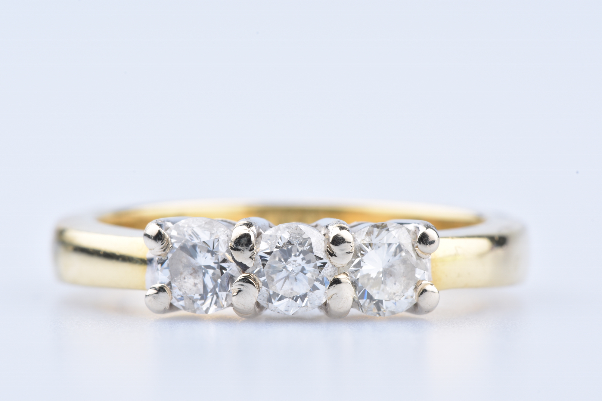 Bague Trilogie en or jaune/blanc 18 ct (750/ 1000) / 3 diamants env. 1 ...