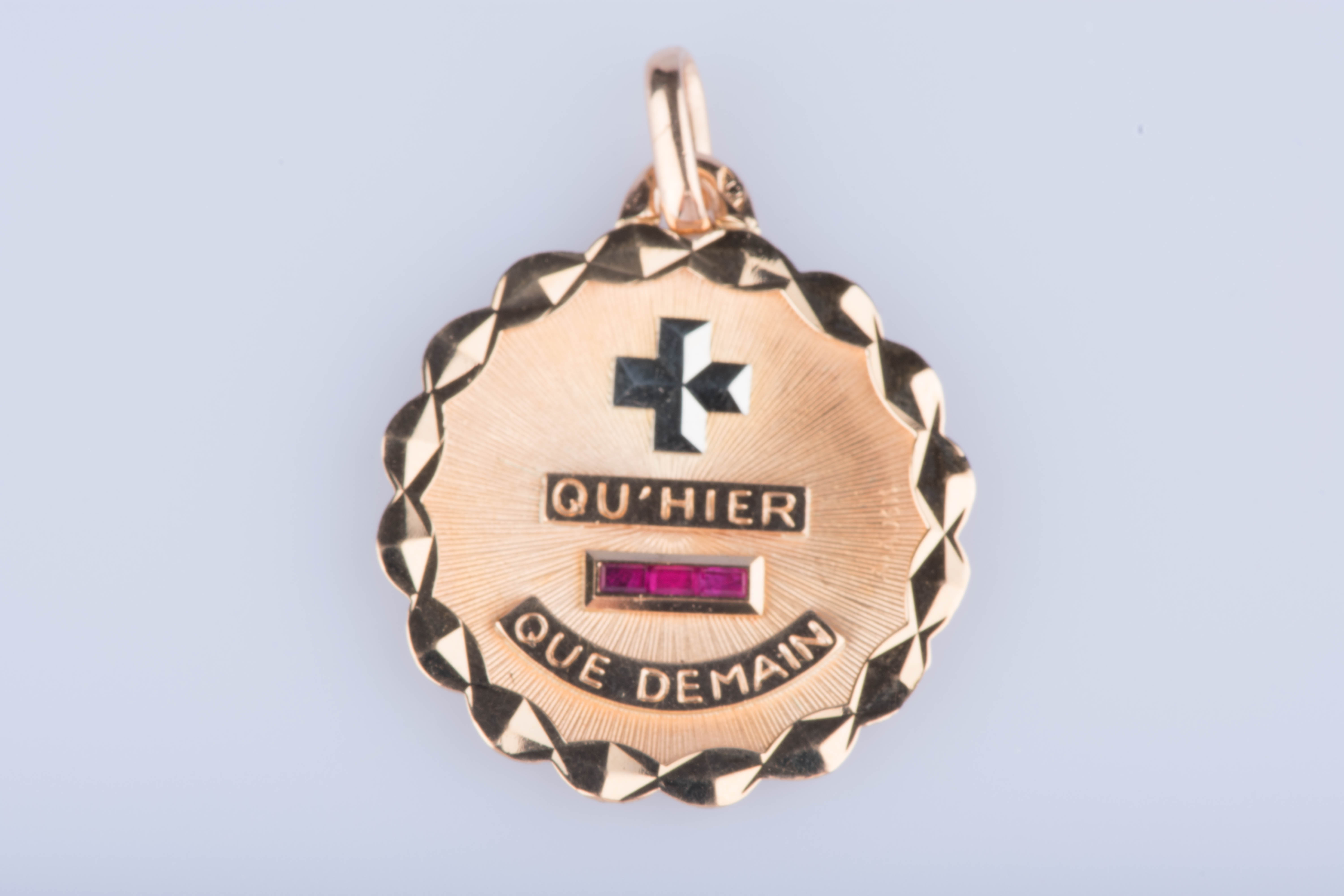 Médaille AUGIS en or jaune 18 ct 3 rubis - Bijoux et montres - Plazzart