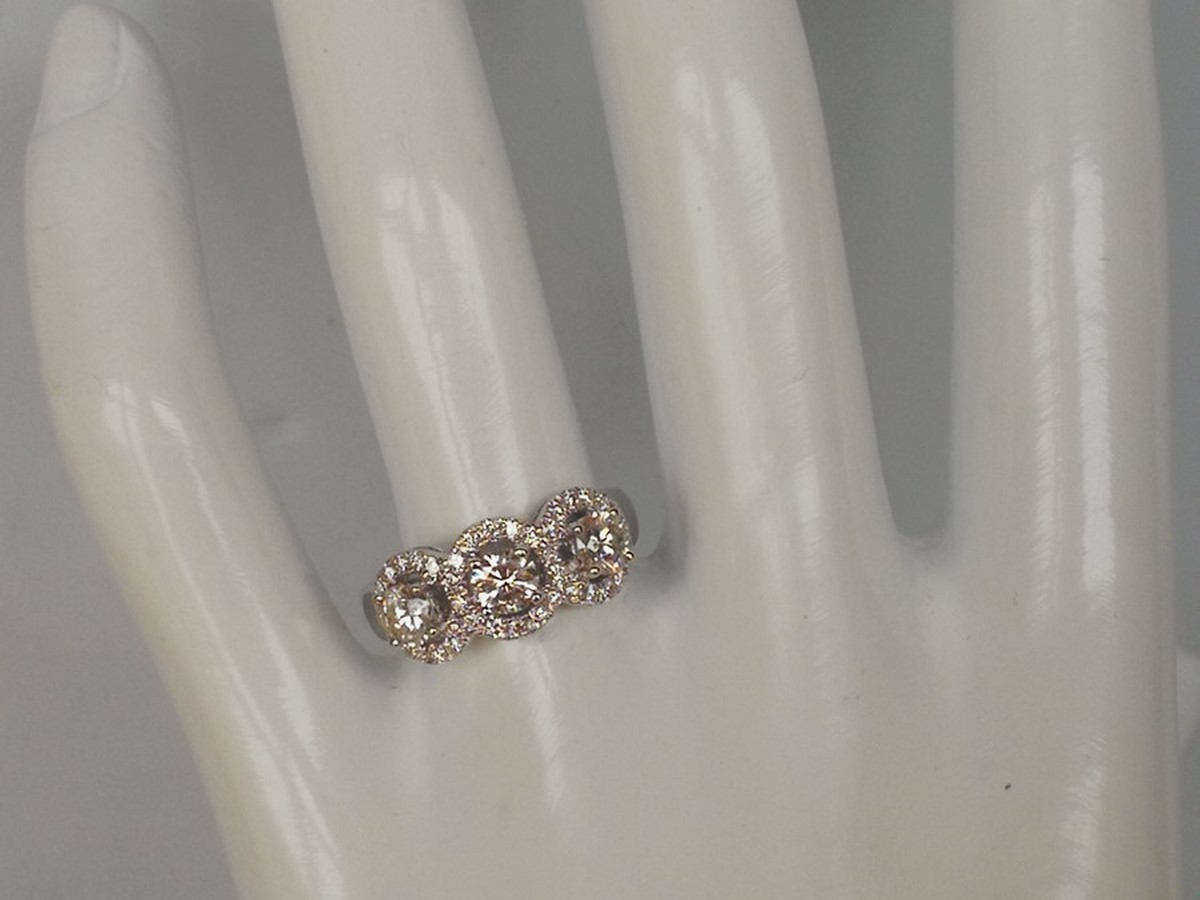 Jonc shaped white gold ring in 750/1000 with diamond - Jewellery ...