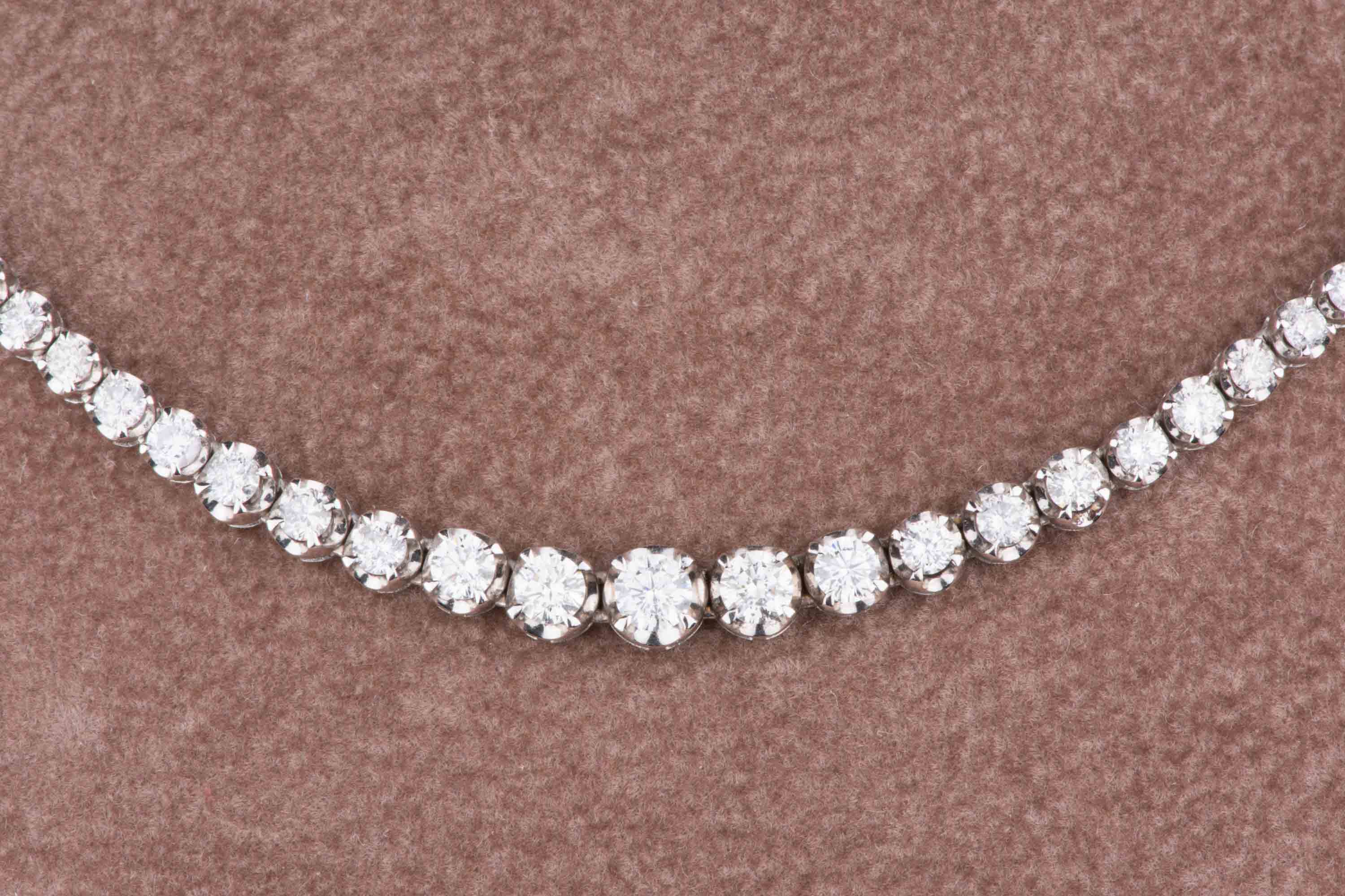 Collier en or blanc 18 ct rivière de diamants 123 diamants env. 7 ct au ...