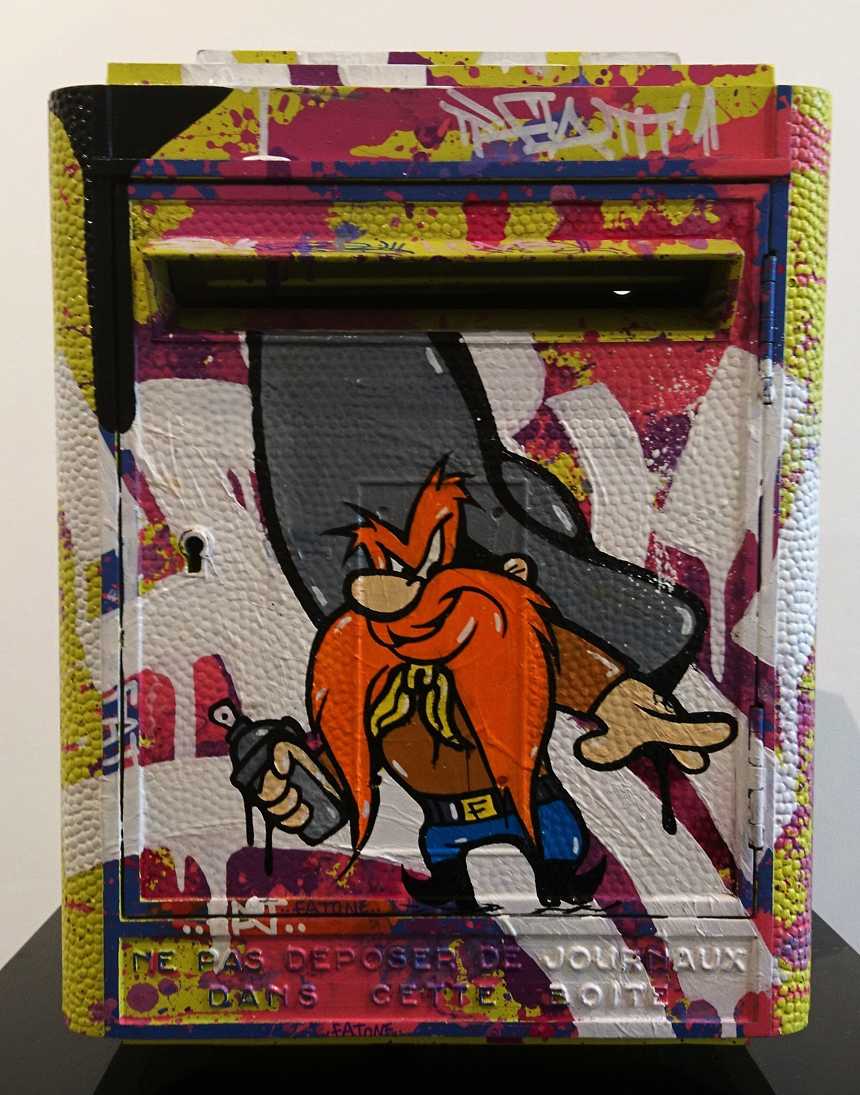 Fat - Yosemite Sam - Aérosol, acrylique et posca sur boîte aux lettres ...