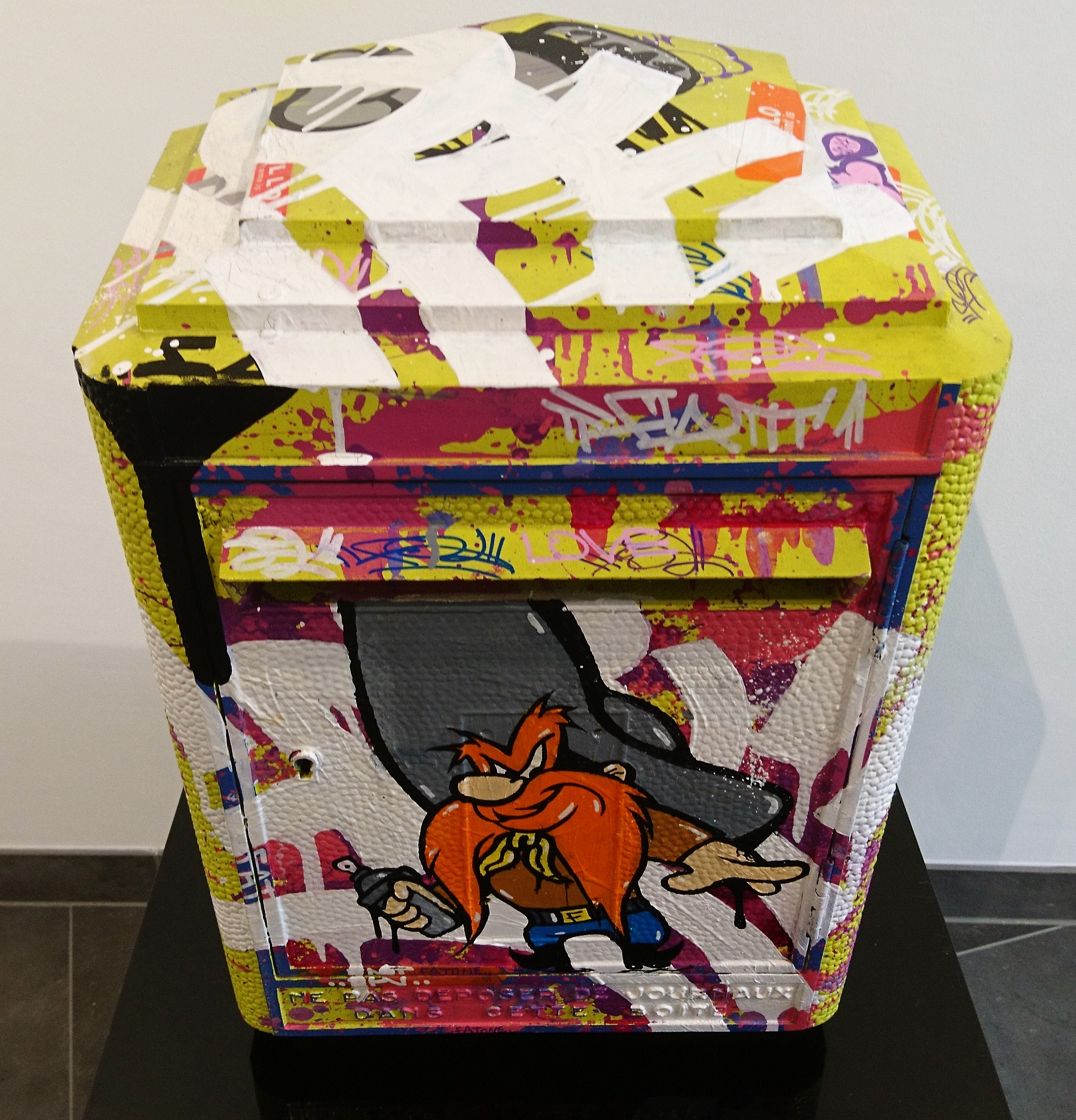 Fat - Yosemite Sam - Aérosol, acrylique et posca sur boîte aux lettres ...
