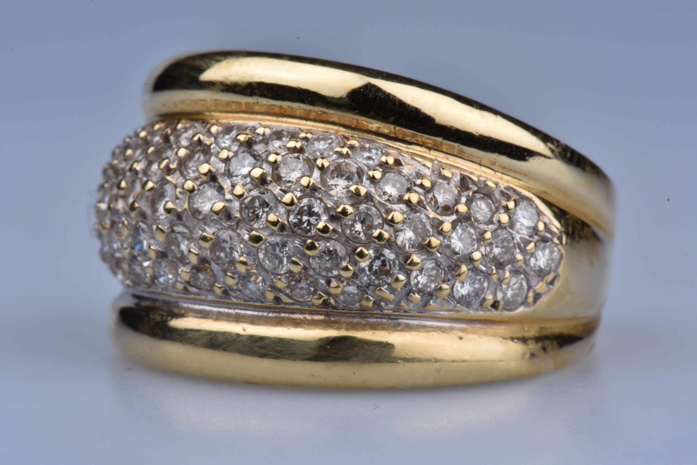 Anello in oro 18kt (750 millesimi), ornato di 57 diamanti tondi ...