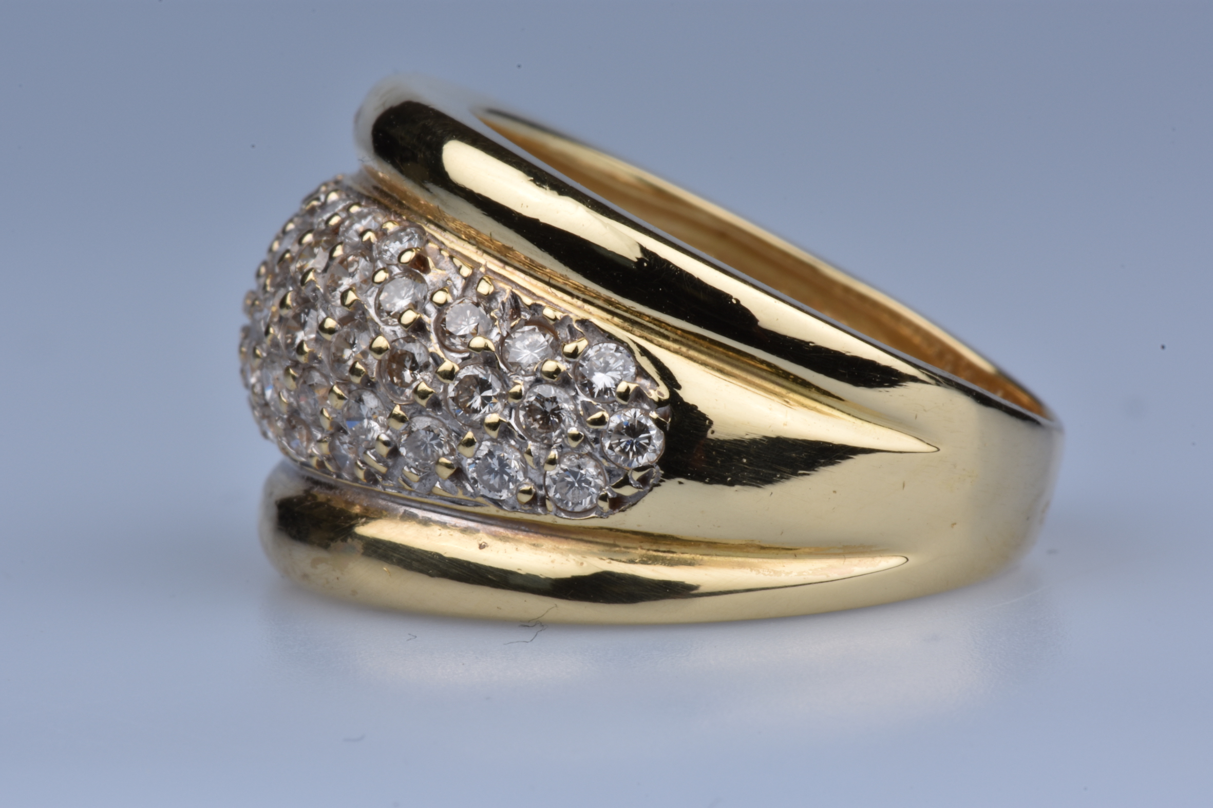 Anello in oro 18kt (750 millesimi), ornato di 57 diamanti tondi ...