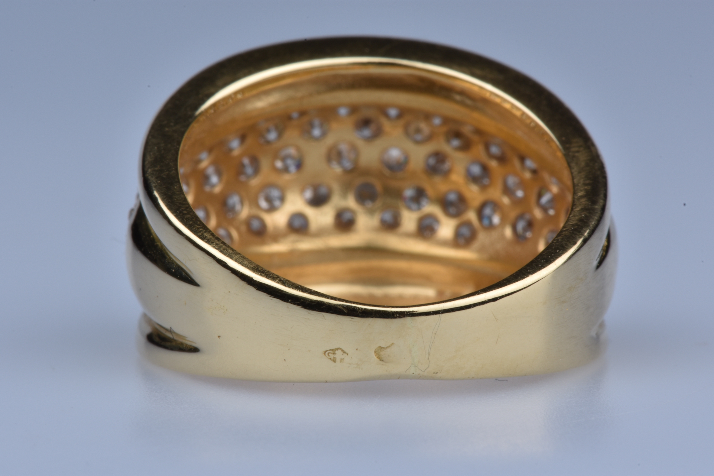 Anello in oro 18kt (750 millesimi), ornato di 57 diamanti tondi ...