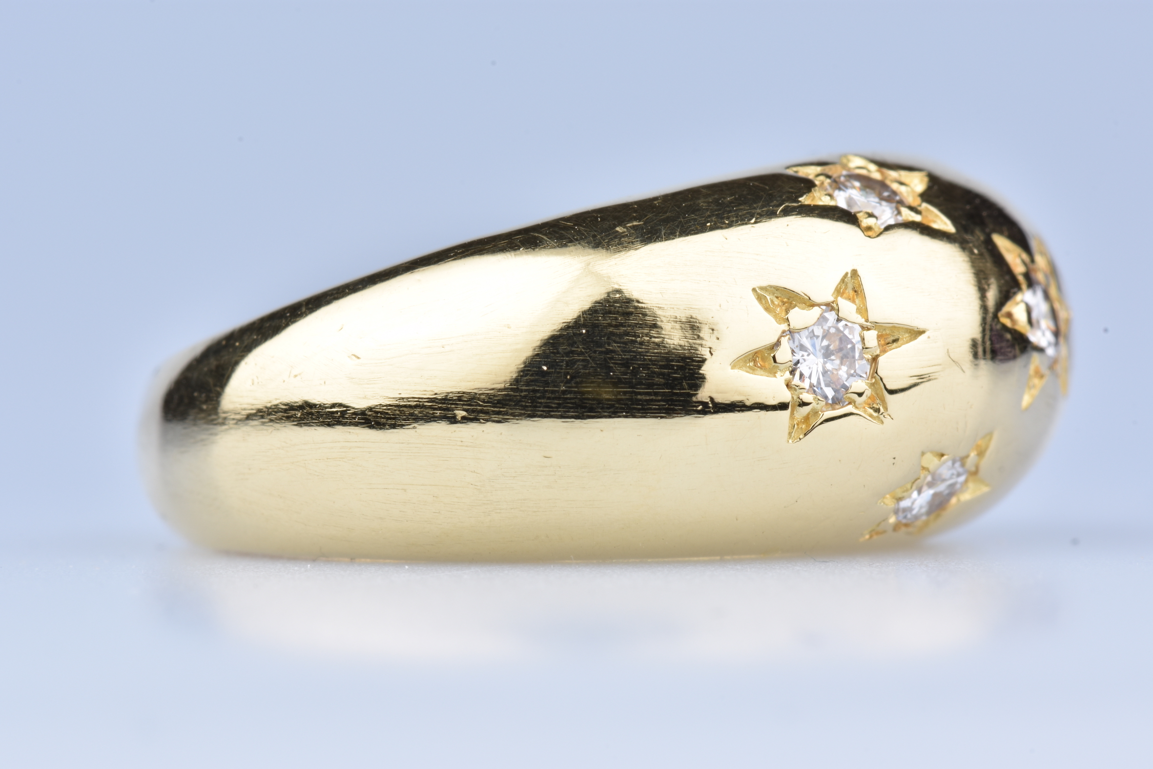 18 carat gold ring (750 thousandths), decorated with 7 round diamonds ...