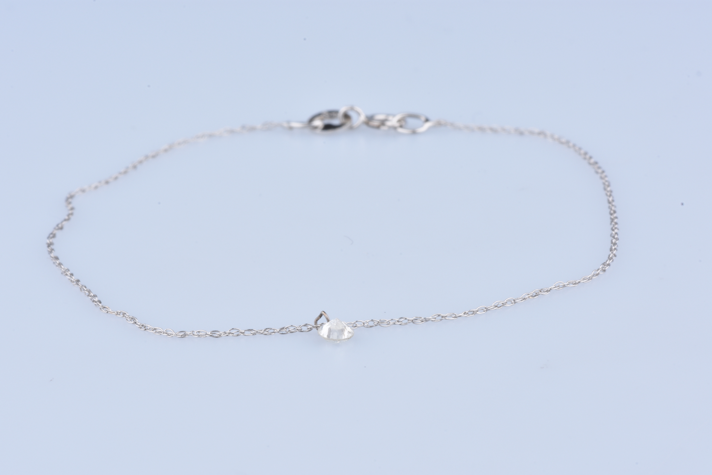 Magnifique bracelet fin en or blanc 18ct (750 millièmes) orné d'1 ...