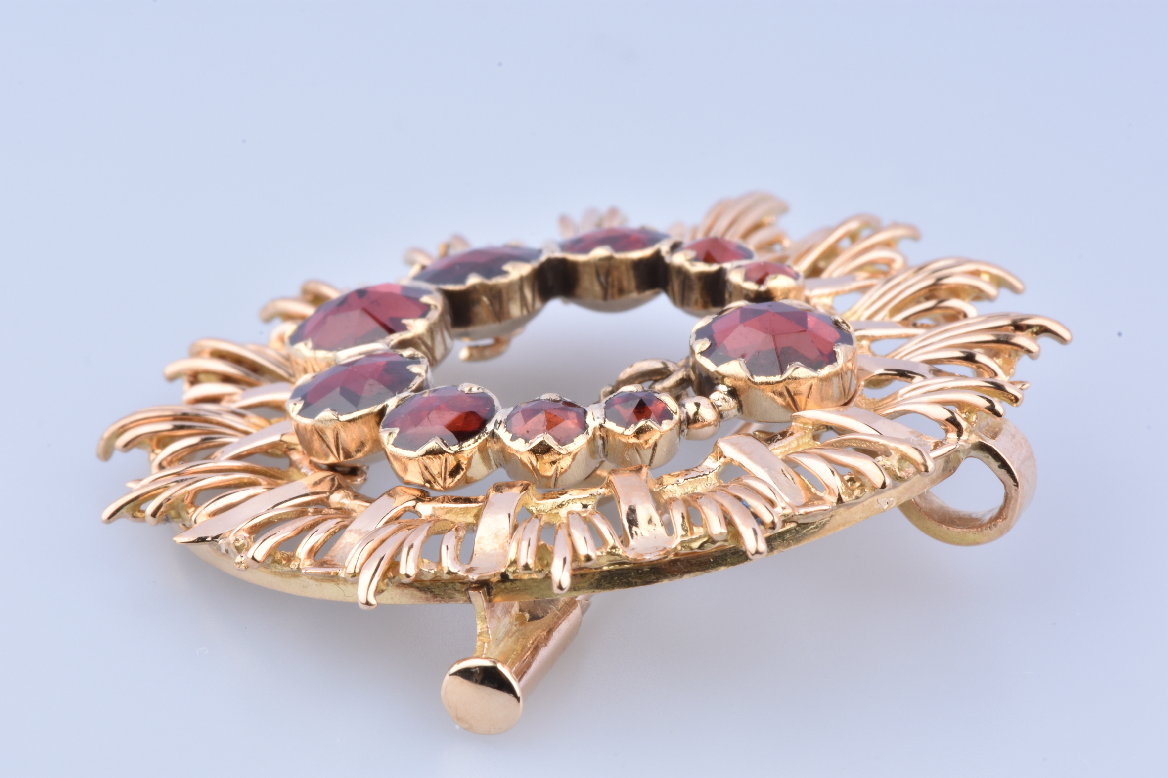 Broche ronde en or composée de 11 grenats de 2 carats env. - Bijoux et ...
