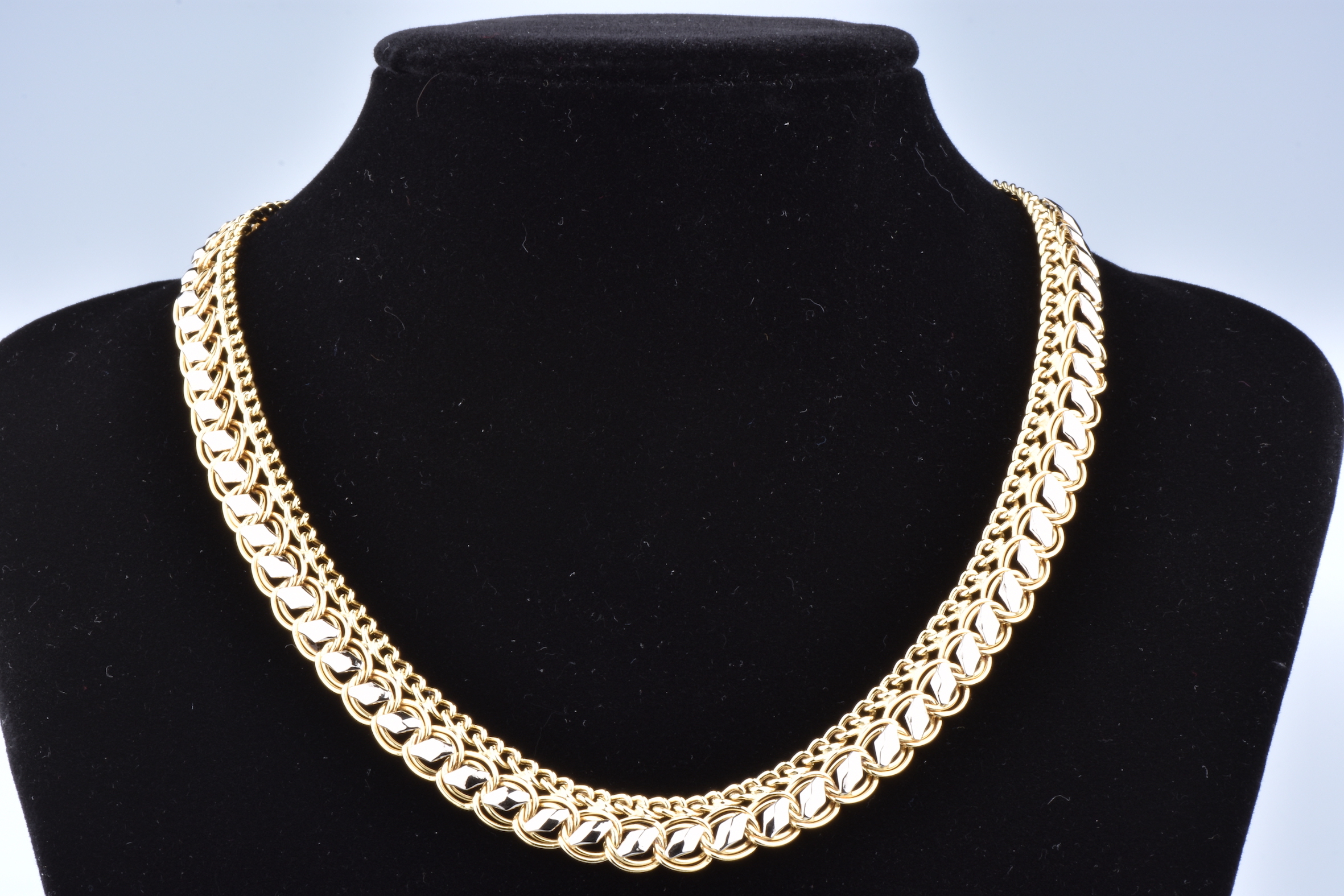 Magnifique collier bicolore en or 18 carats (750 millièmes). Fermoir ...