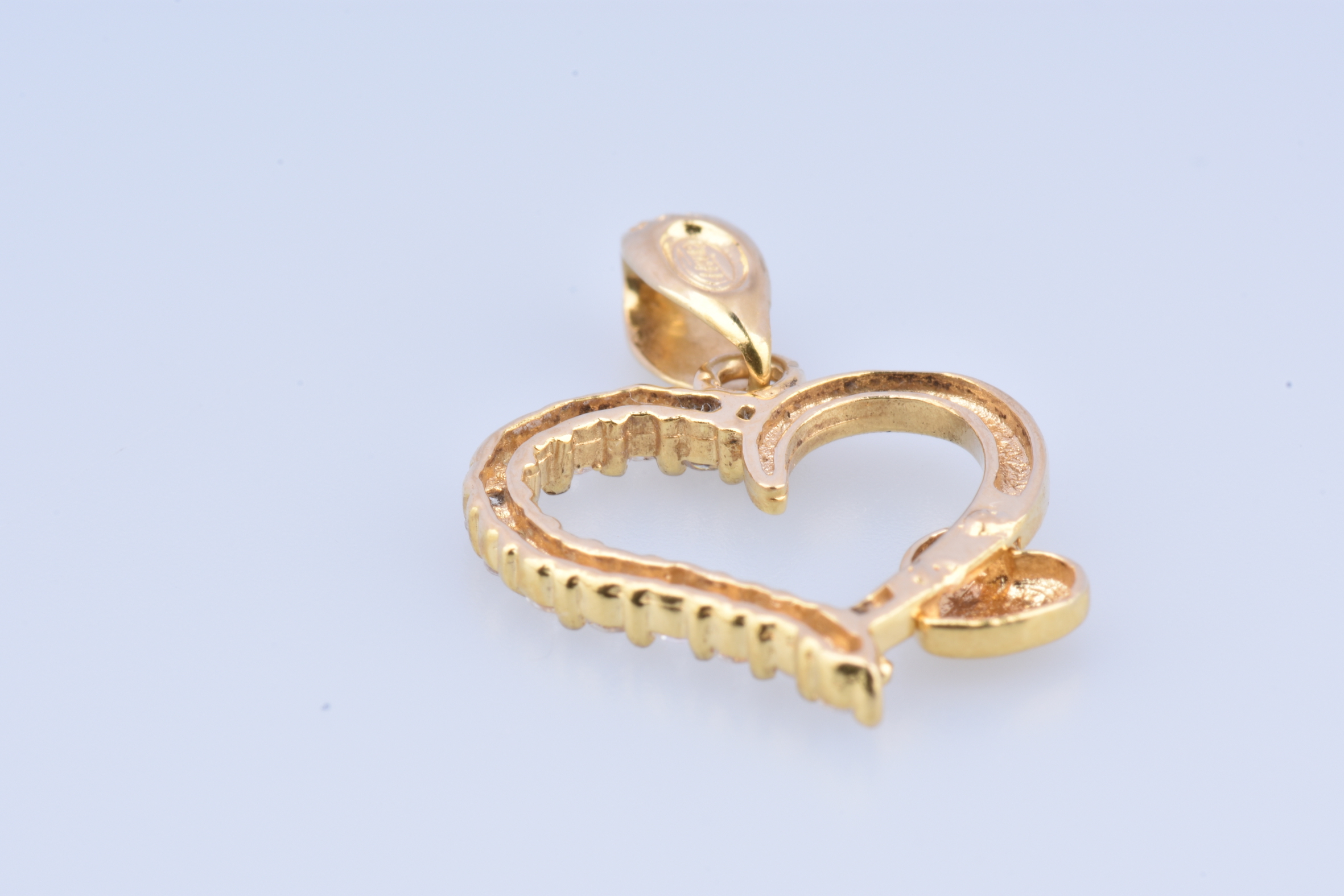Pendentif coeur en or et oxydes de zirconium. - Bijoux et montres ...