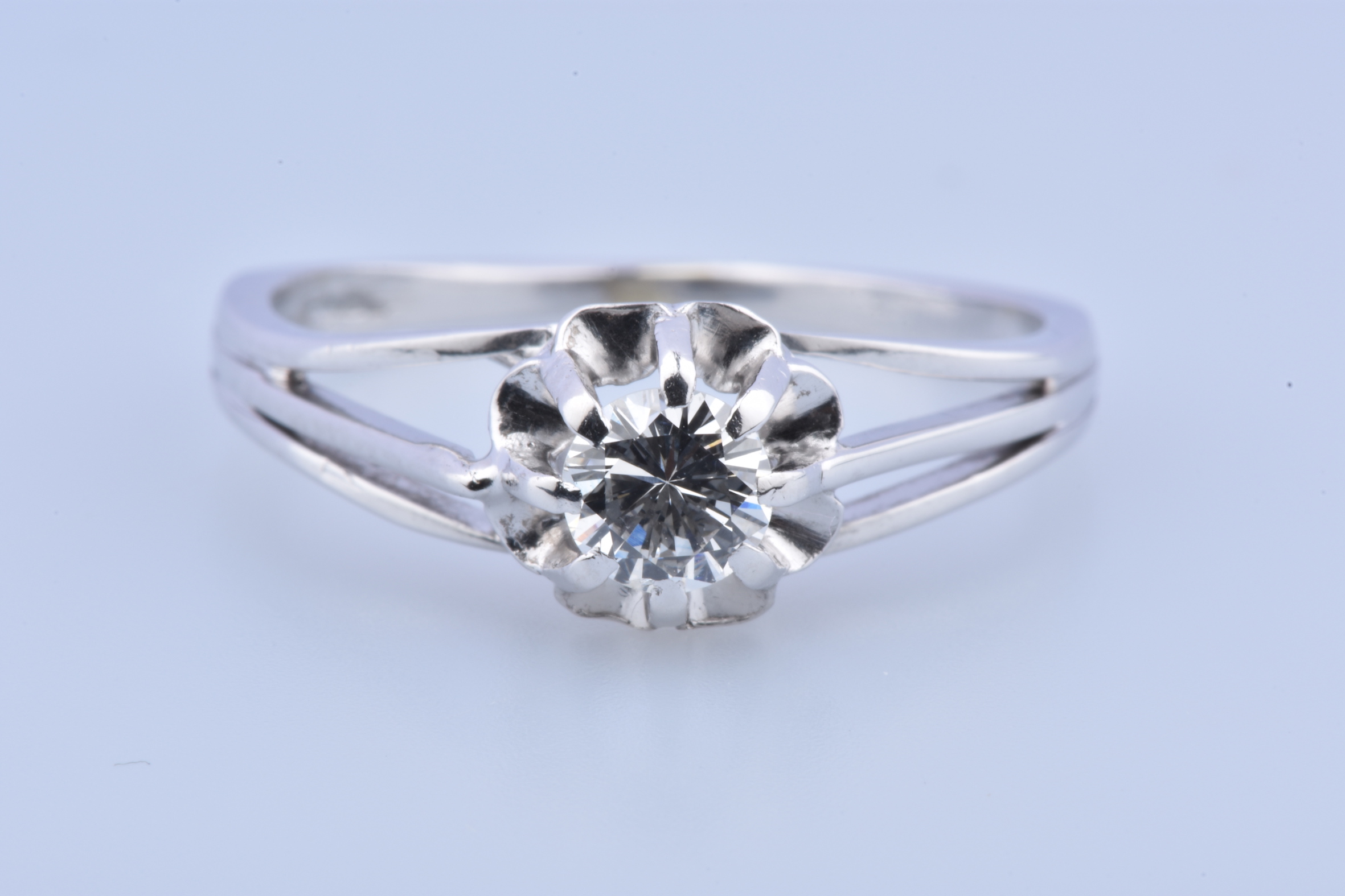Belle bague solitaire en or blanc 18 carats ornée d'un diamant central ...