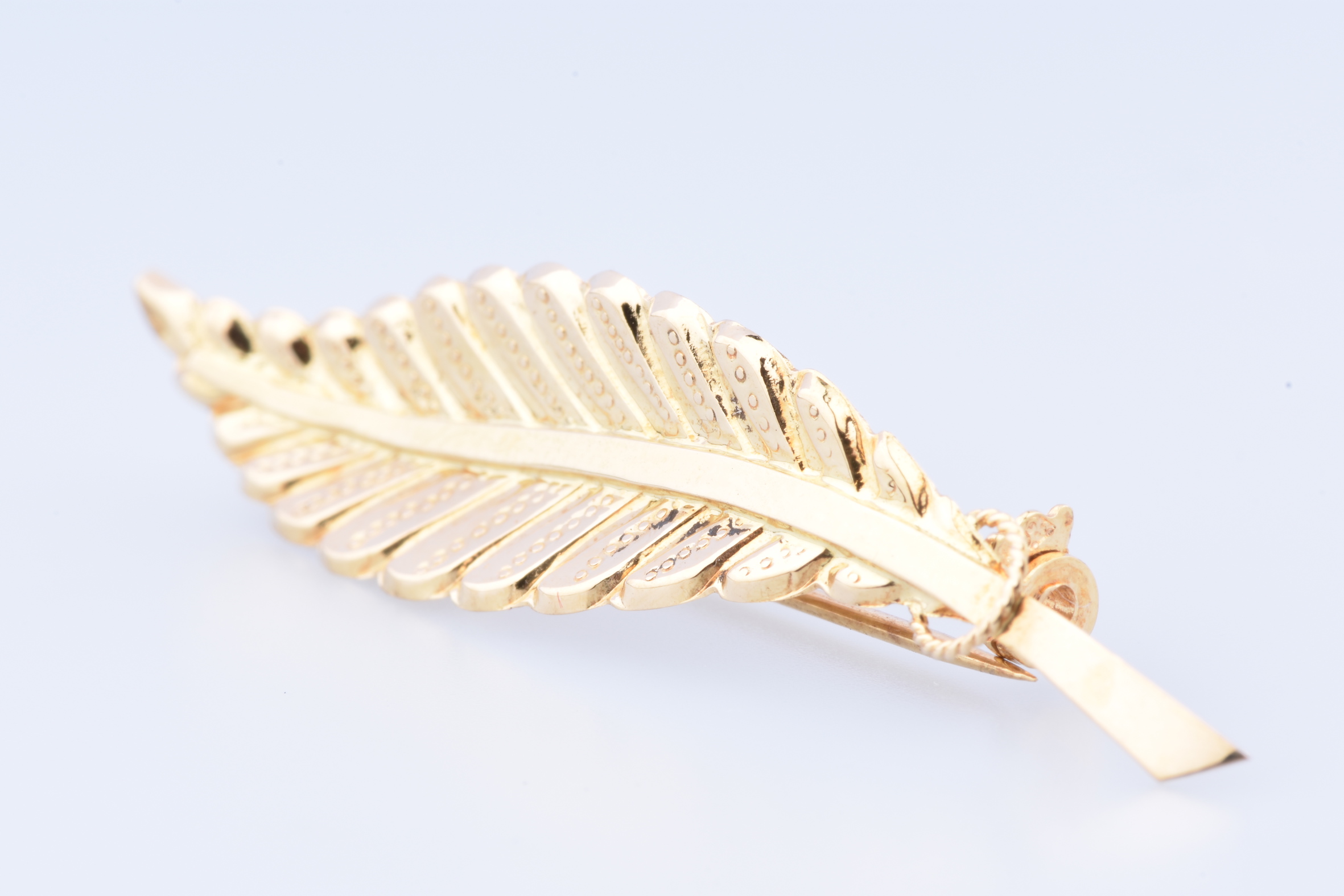 Belle broche en or jaune 18 carats (750/1000) en forme de feuille ...