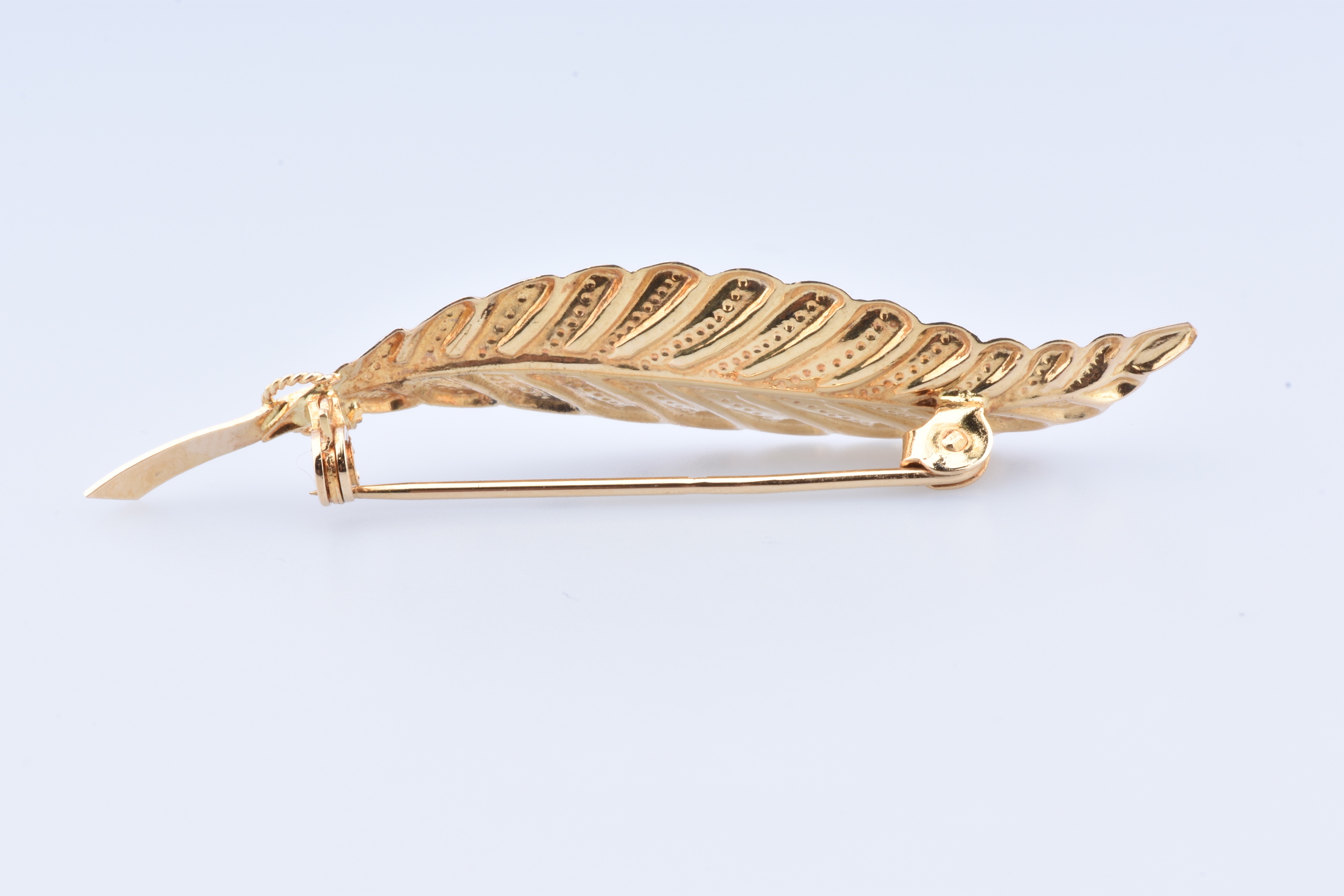 Belle broche en or jaune 18 carats (750/1000) en forme de feuille ...