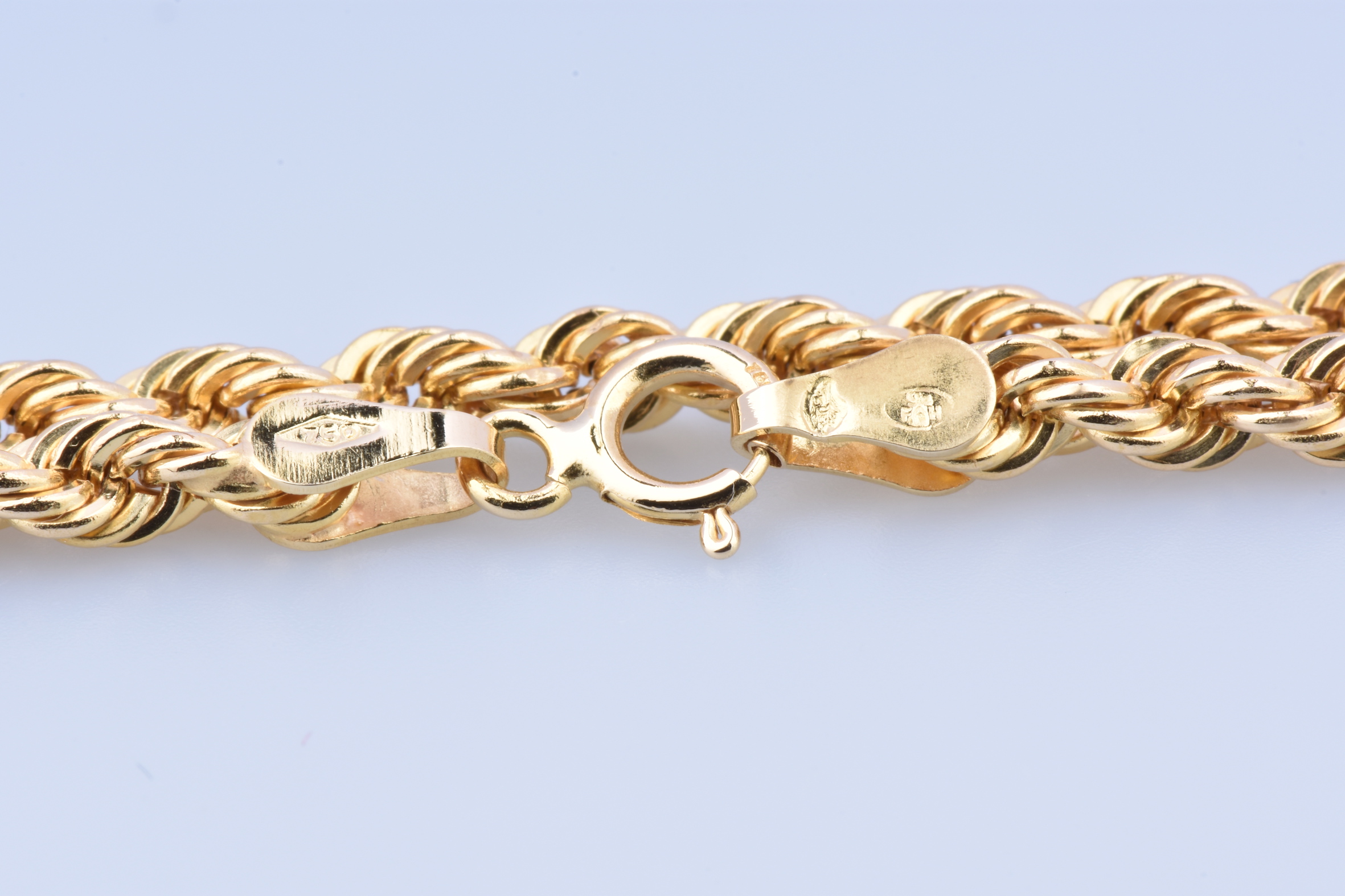 Collier en or jaune 18 carats (750/1000) maille corde. Fermoir bouée ...