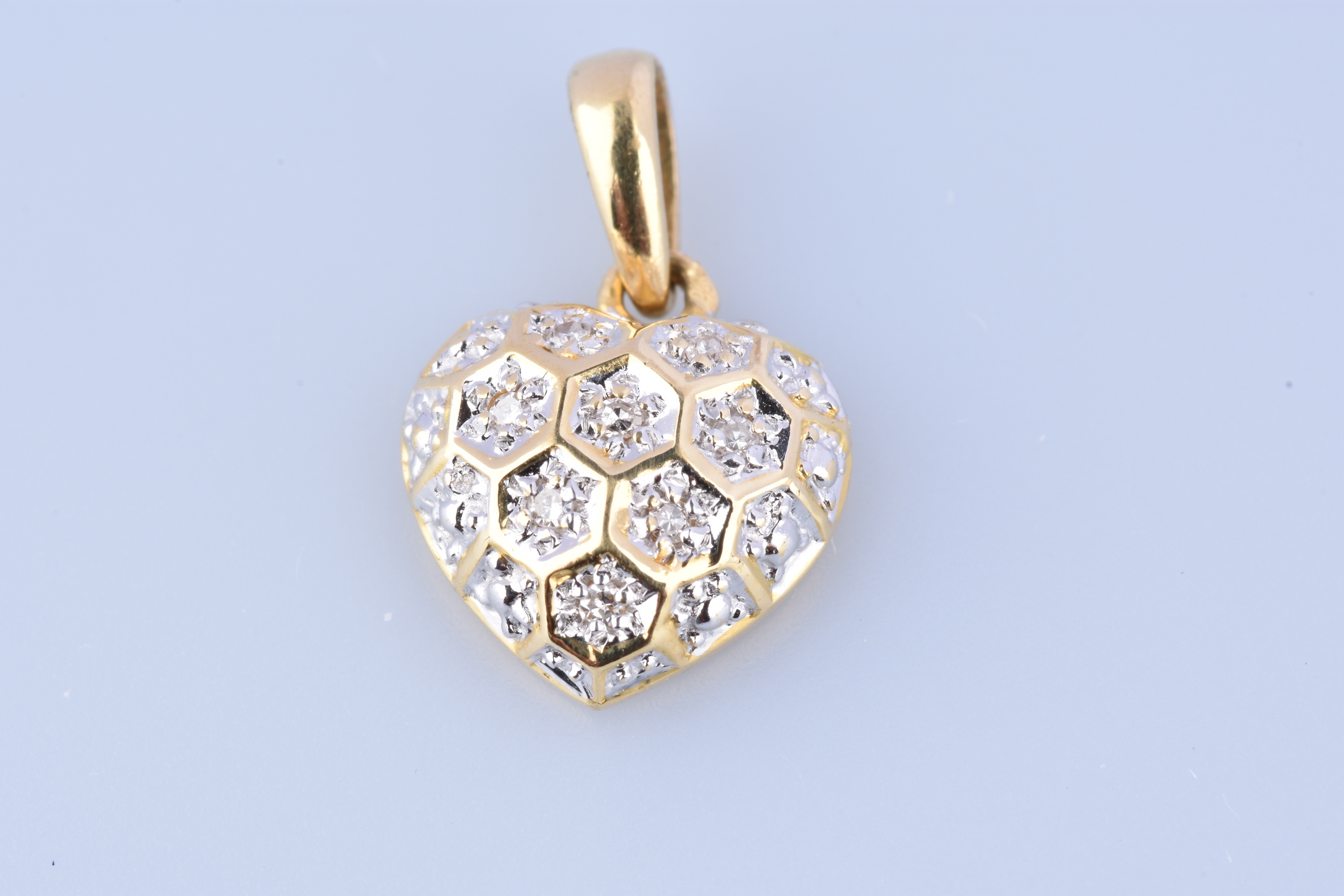 Pendentif coeur en or 18 carats (750 millièmes) composé de 8 diamants ...