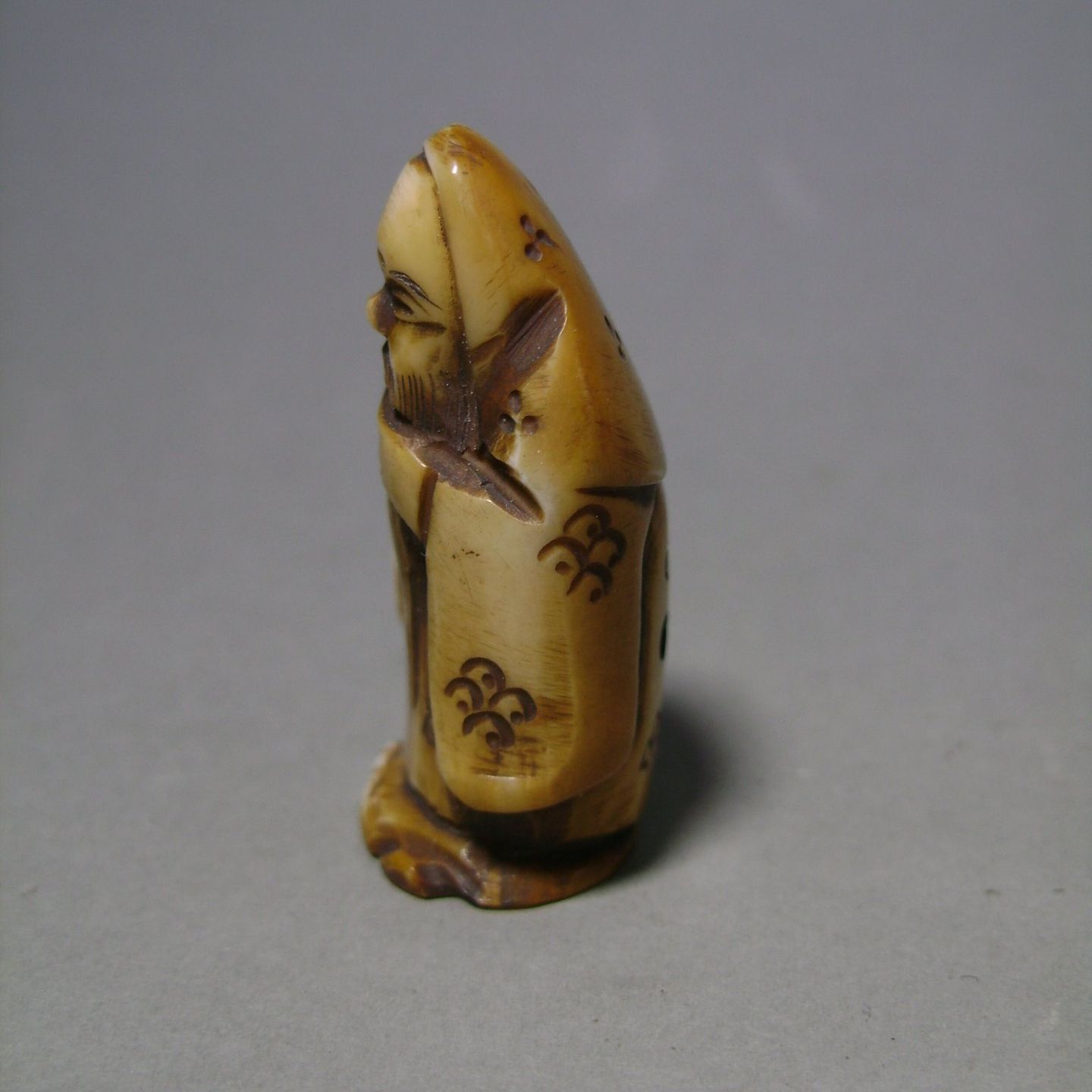 Japan early Meiji (1868-1912) - Ivory Netsuke, old monk smoothing his ...