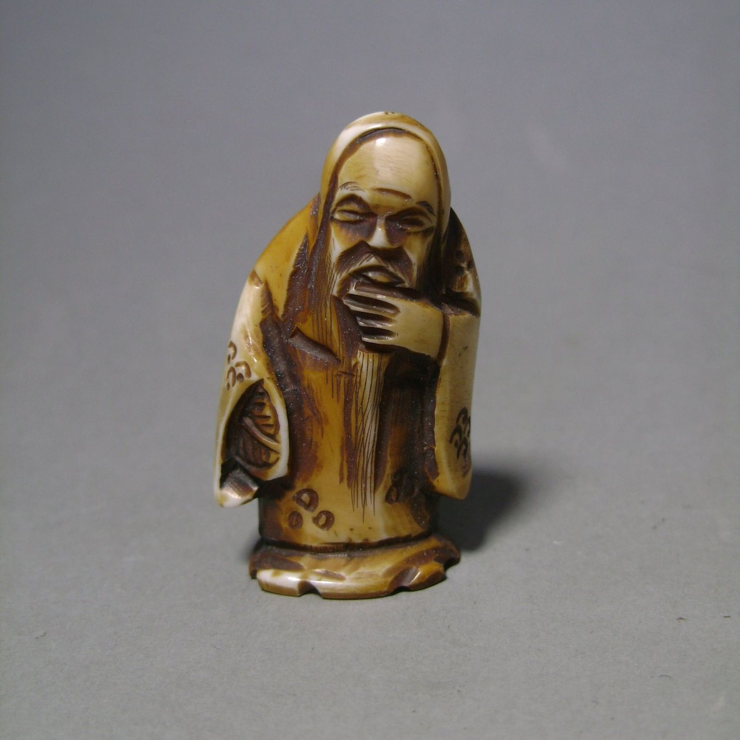 Japan early Meiji (1868-1912) - Ivory Netsuke, old monk smoothing his ...