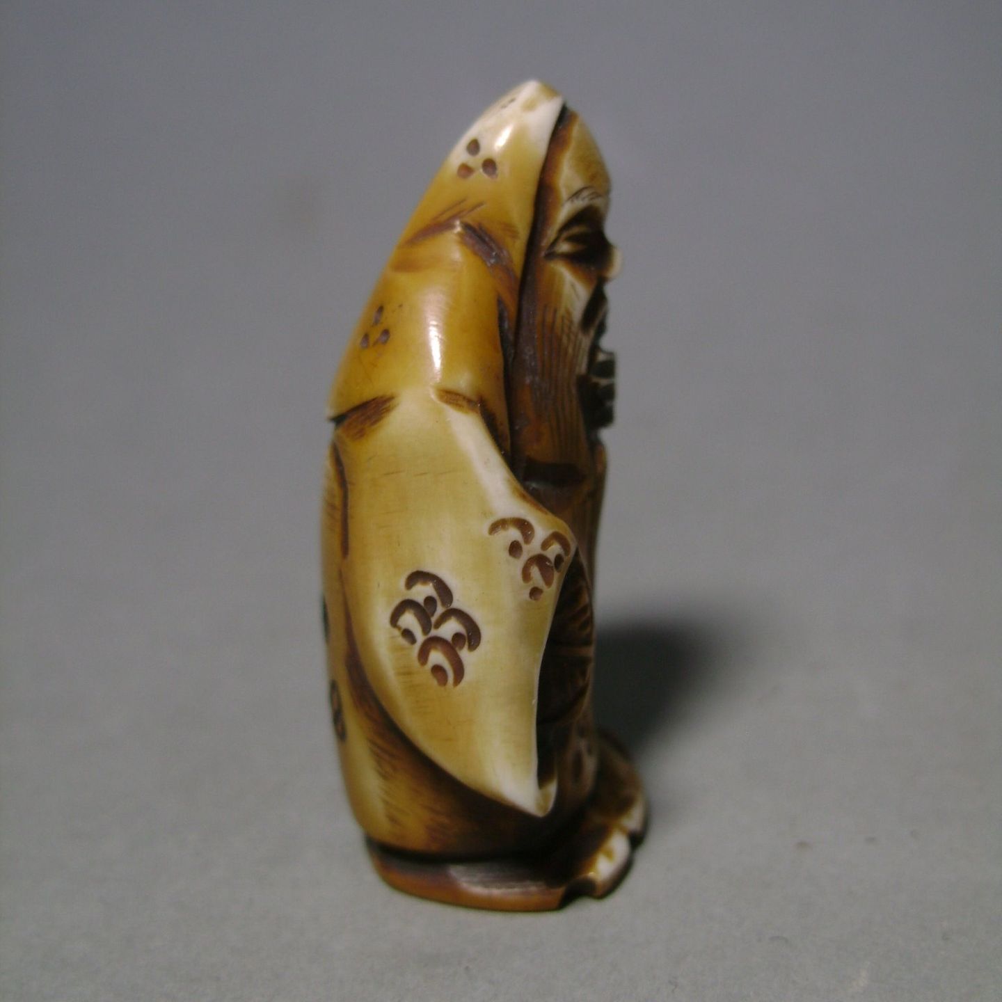 Japan early Meiji (1868-1912) - Ivory Netsuke, old monk smoothing his ...