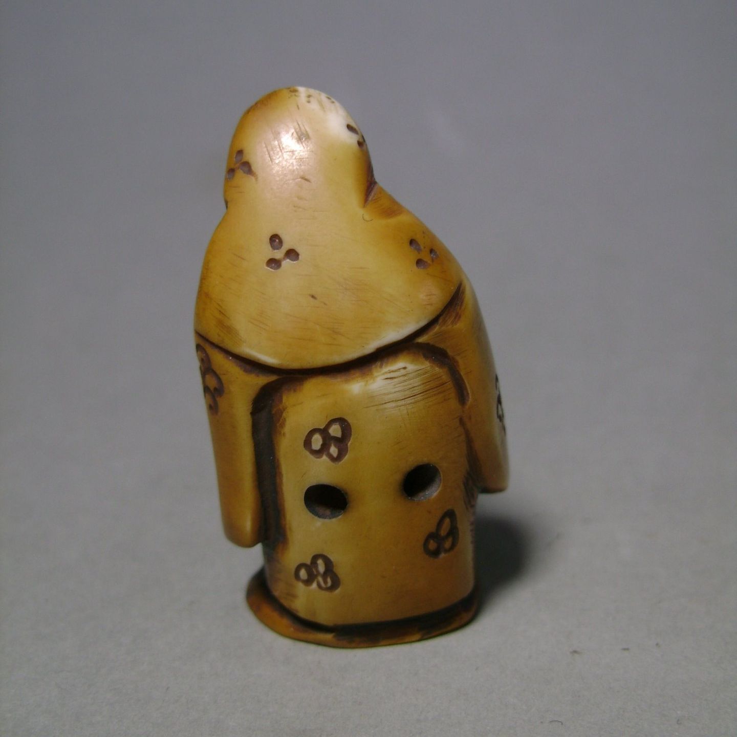 Japan early Meiji (1868-1912) - Ivory Netsuke, old monk smoothing his ...