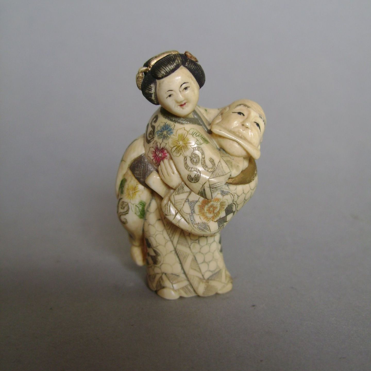 Netsuke en ivoire, Homme chauve soulevant une geisha, Japon ère Taisho ...