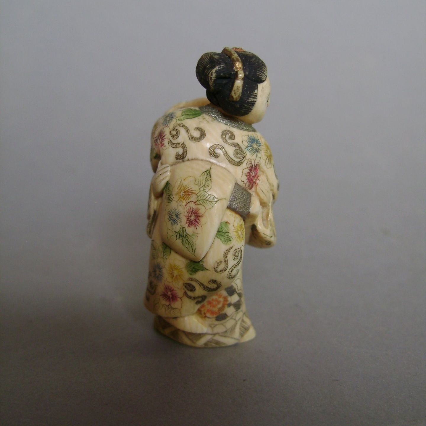 Netsuke en ivoire, Homme chauve soulevant une geisha, Japon ère Taisho ...