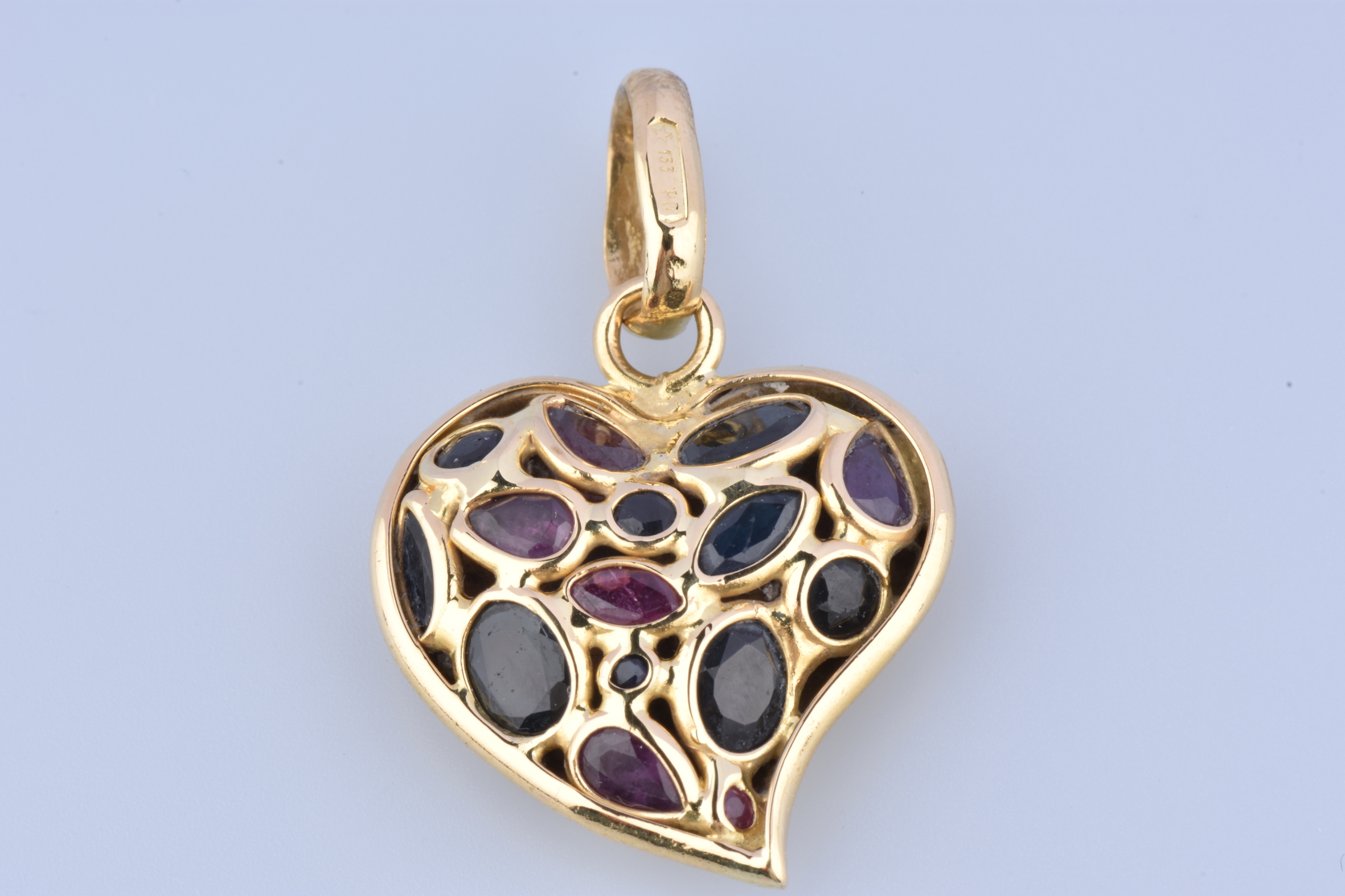 Pendentif en forme de coeur en or orné de 9 saphirs et de 5 rubis ...