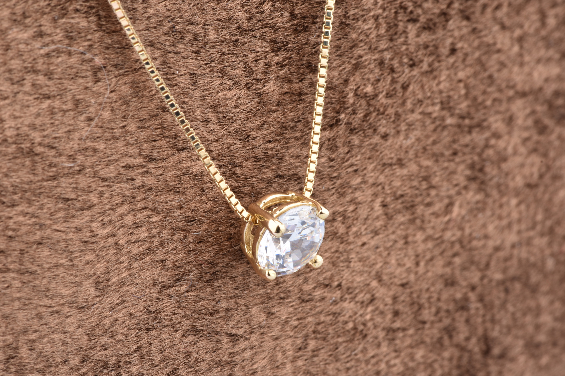 Collier femme en or jaune 18 carats (750/1000) orné d'un zirconium ...