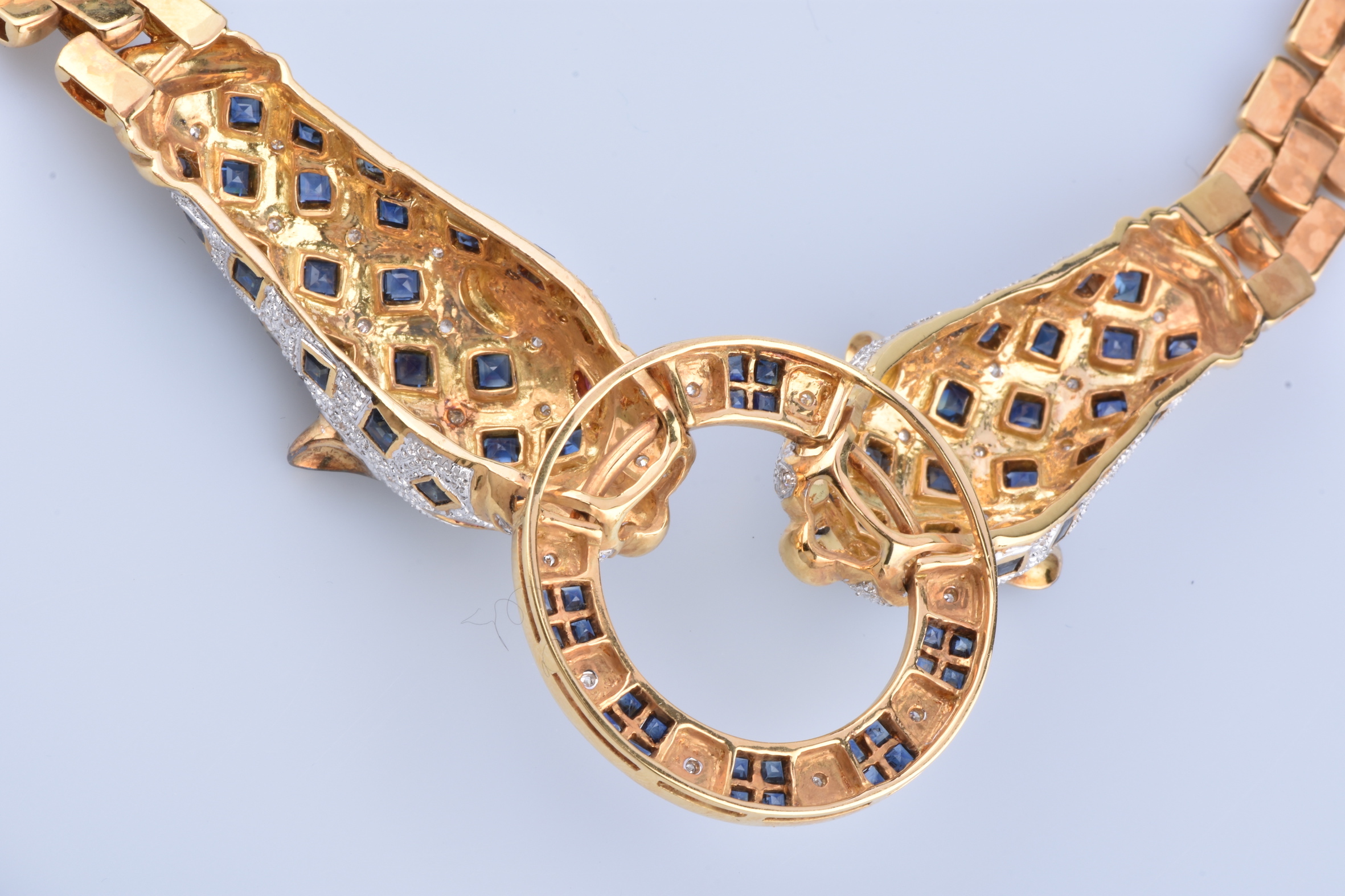 Collier Panthère en or bicolore orné de diamants, saphirs et rubis ...