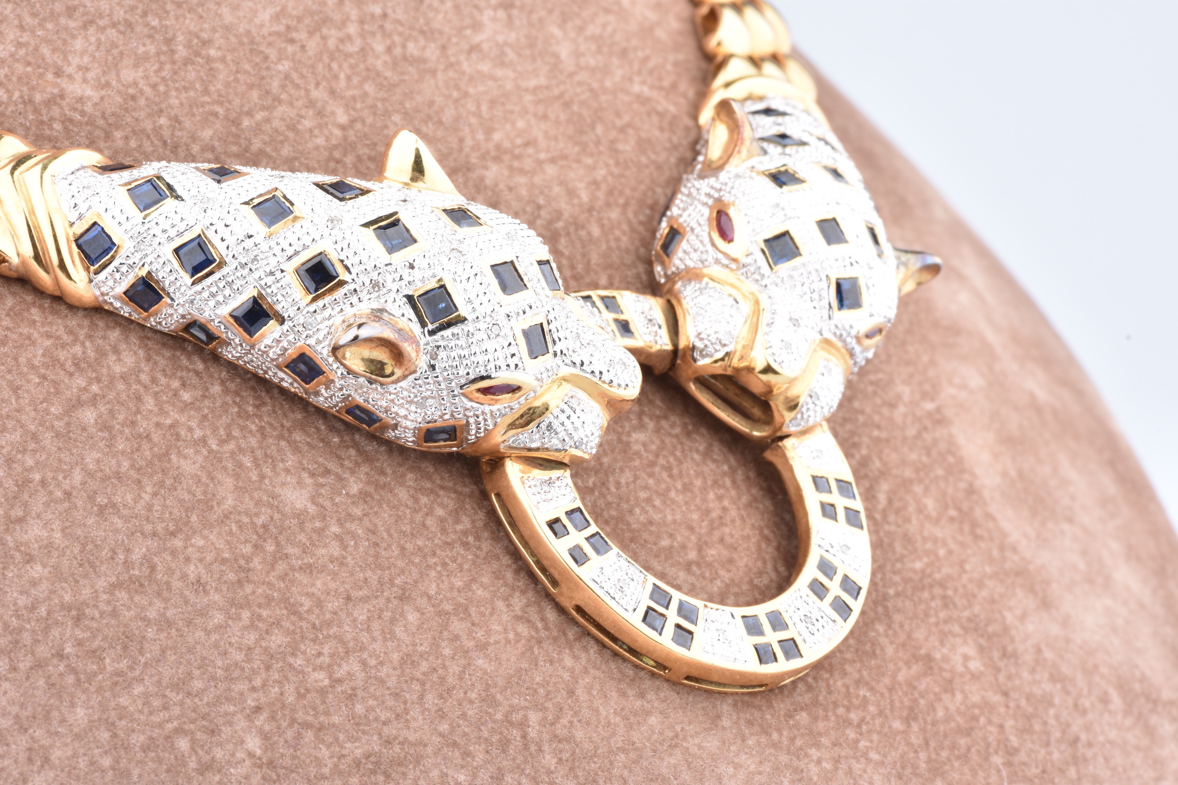 Collier Panthère en or bicolore orné de diamants, saphirs et rubis ...