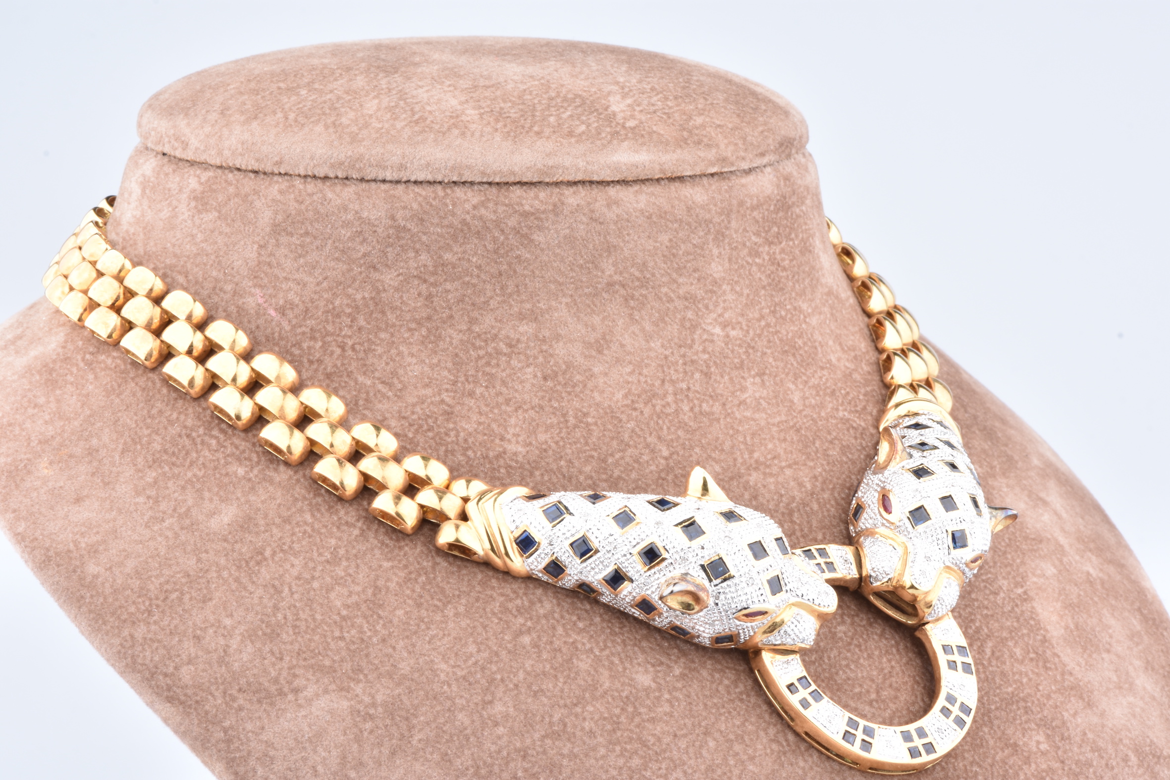 Collier Panthère en or bicolore orné de diamants, saphirs et rubis ...