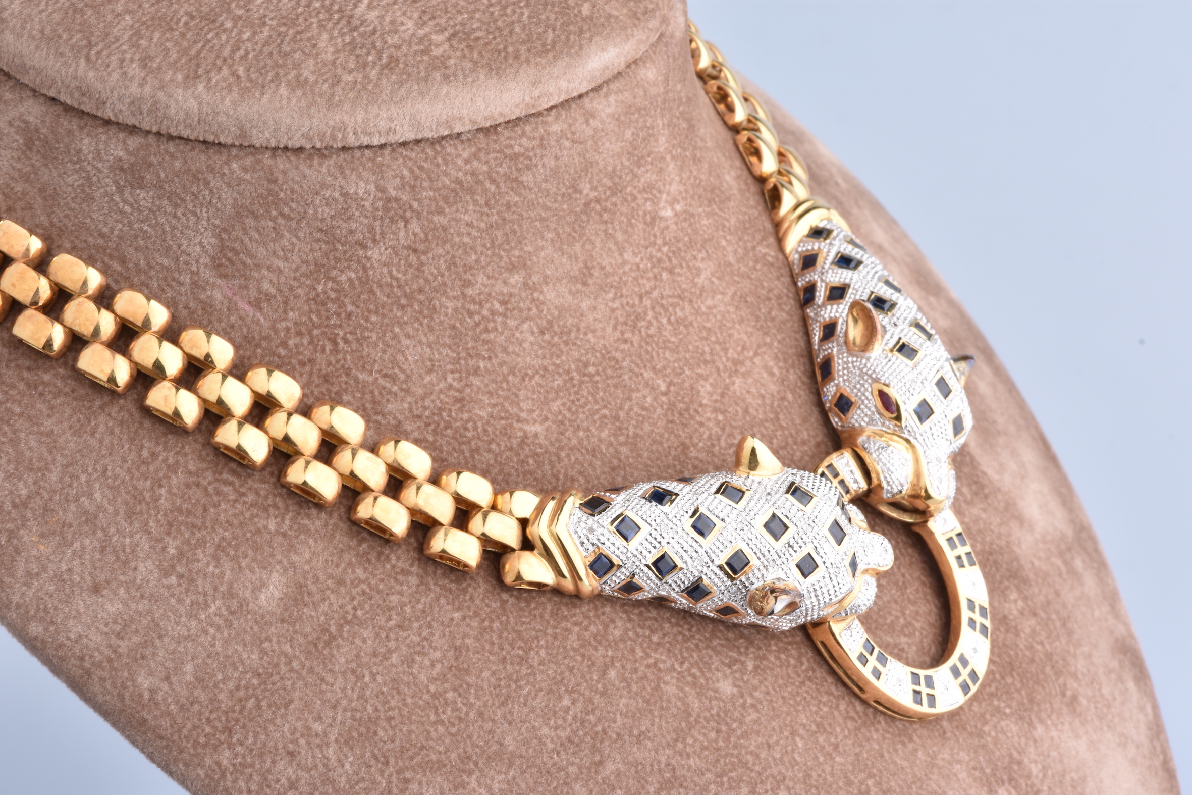 Collier Panthère en or bicolore orné de diamants, saphirs et rubis ...