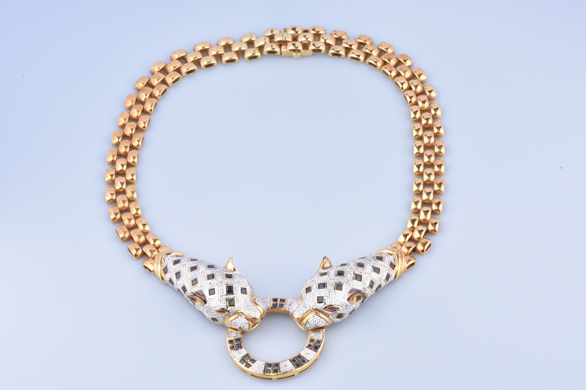 Collier Panthère en or bicolore orné de diamants, saphirs et rubis ...