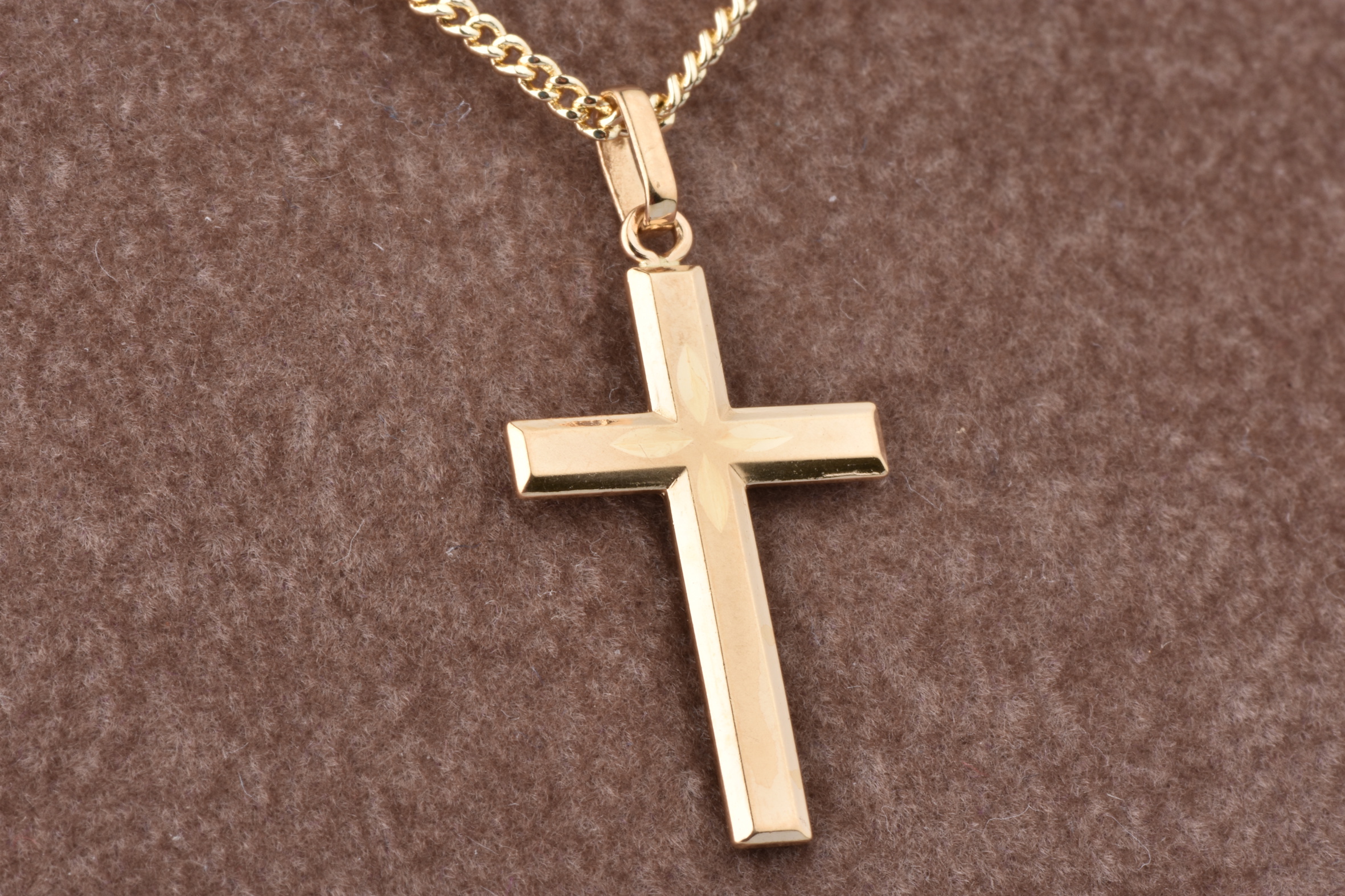 Croix Chrétienne en or jaune 18 carats - Bijoux et montres - Plazzart