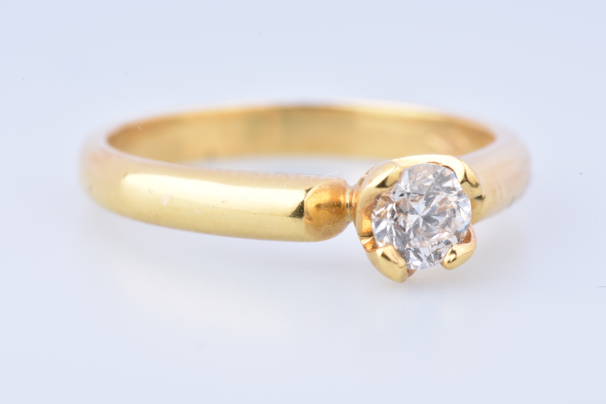 Bague solitaire en or jaune ornée d'un diamant rond brillant - Bijoux ...