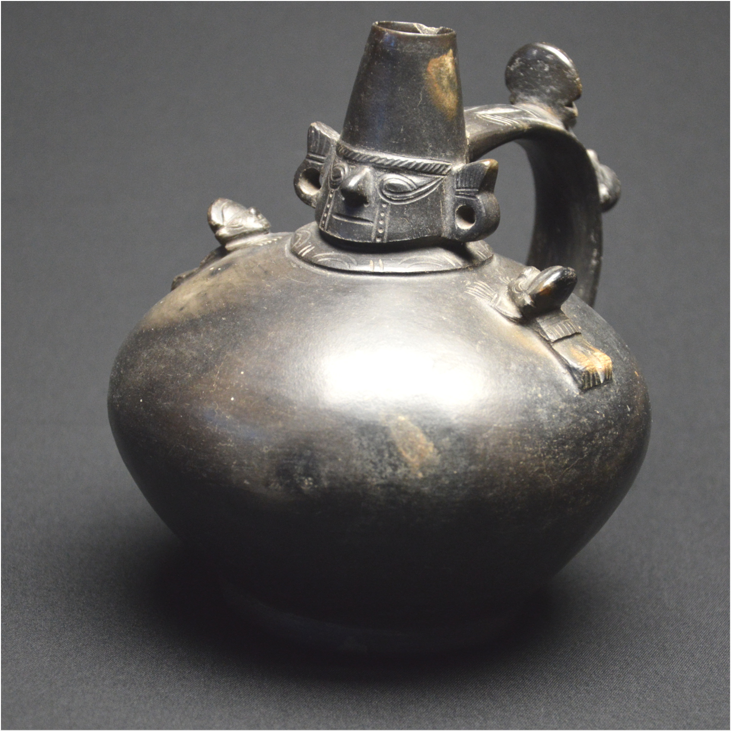 Peru, Sican culture, Vase with an effigy in glazed terracotta, 900 ...