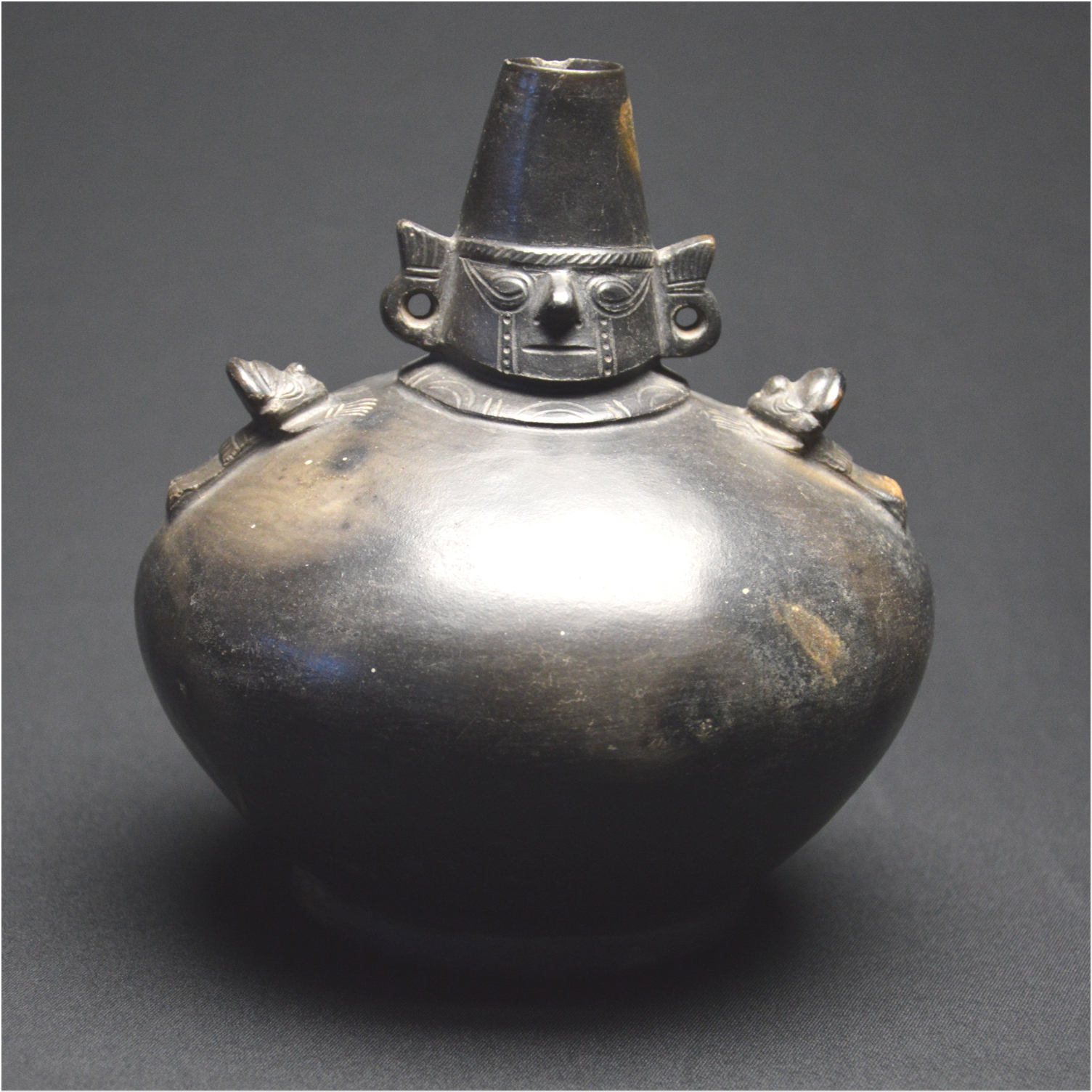 Peru, Sican culture, Vase with an effigy in glazed terracotta, 900 ...