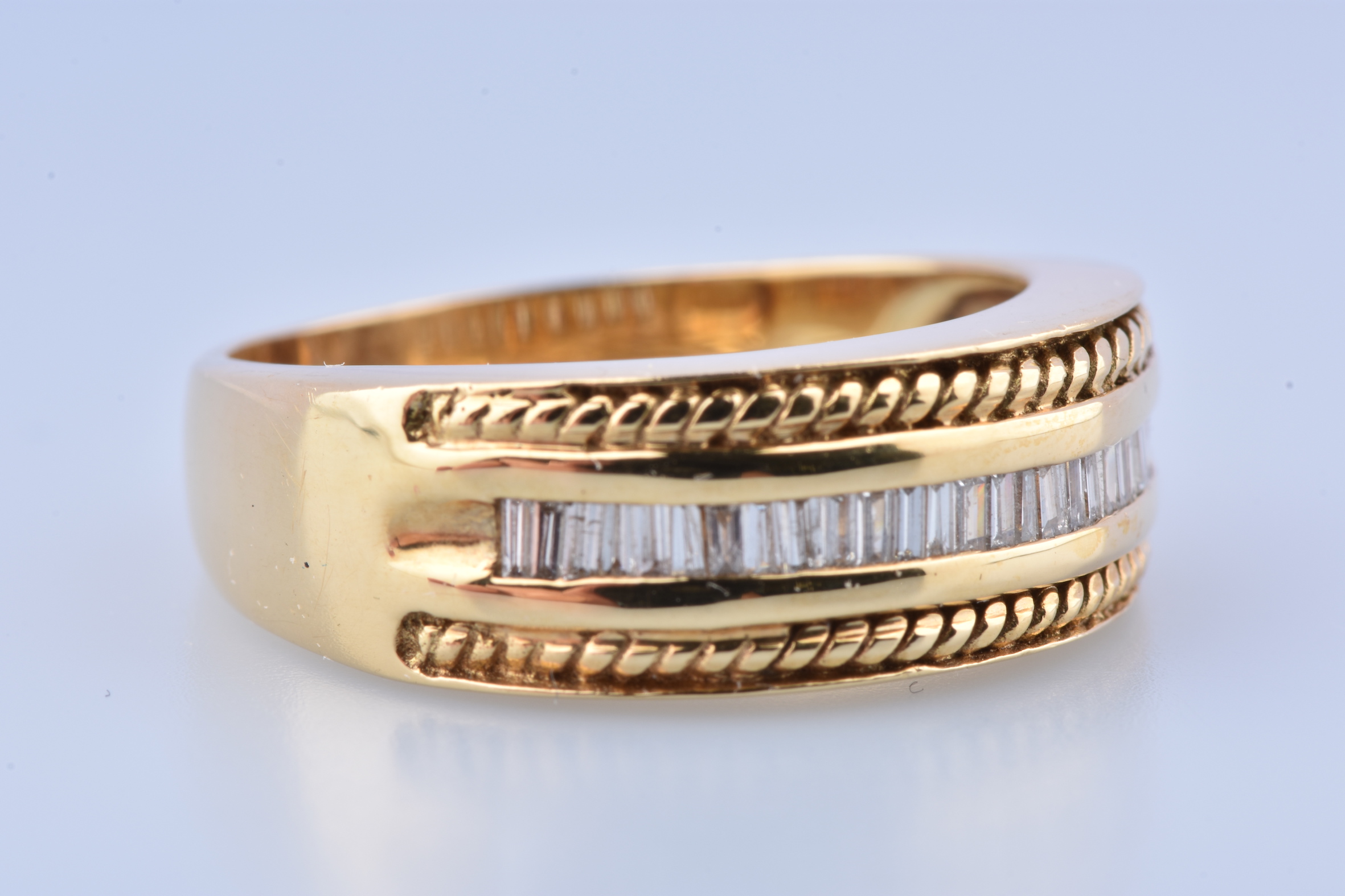 Bague demi alliance en or jaune 18 carats sertie de baguettes de ...