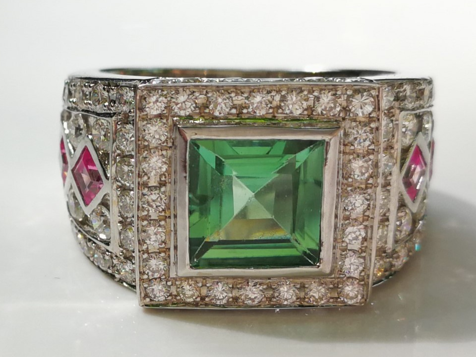 Anello in oro bianco, tormalina verde, zaffiri rosa e diamanti ...