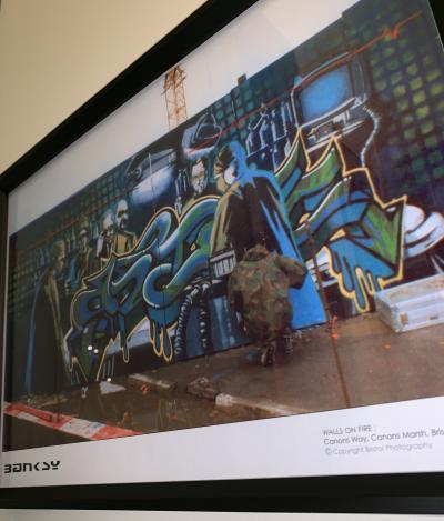 BANKSY (d'après) - Walls On Fire, 1998 - Photolithographie - Street Art ...