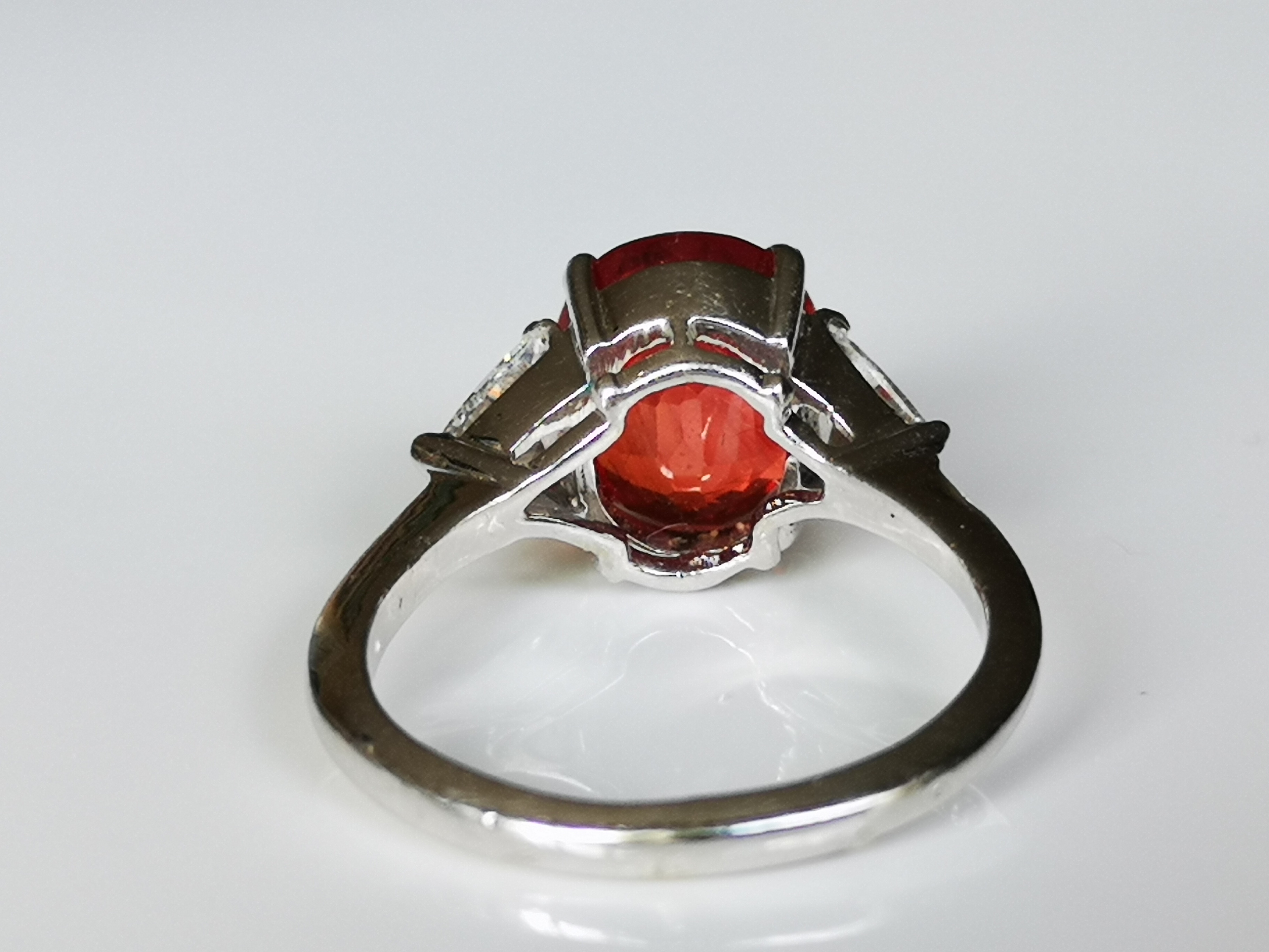 18 carat white gold ring with Songea ruby of 4.39 carats - with ...