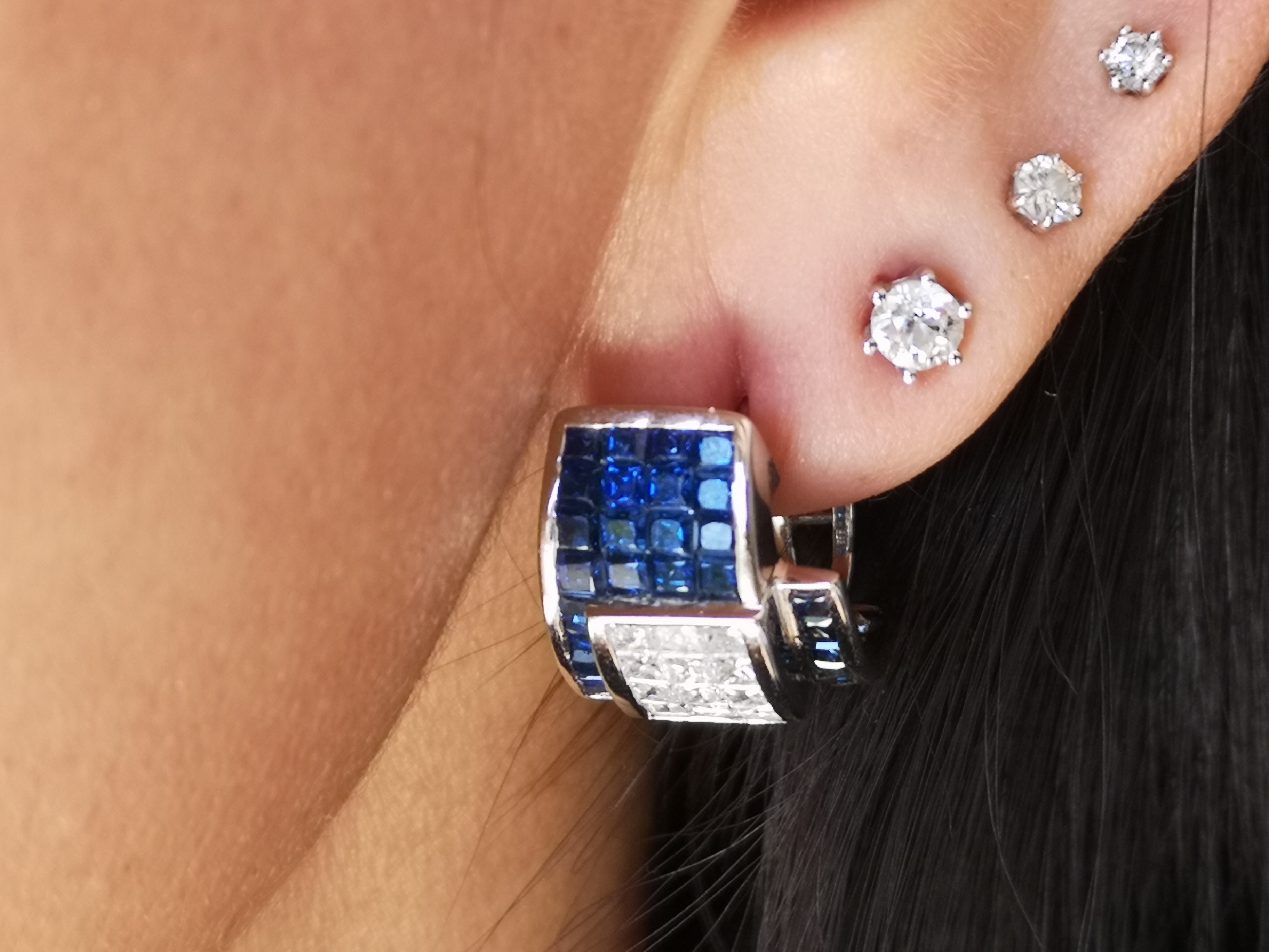 Paire de boucles d 'oreilles en or gris 18 carats saphirs et diamants ...