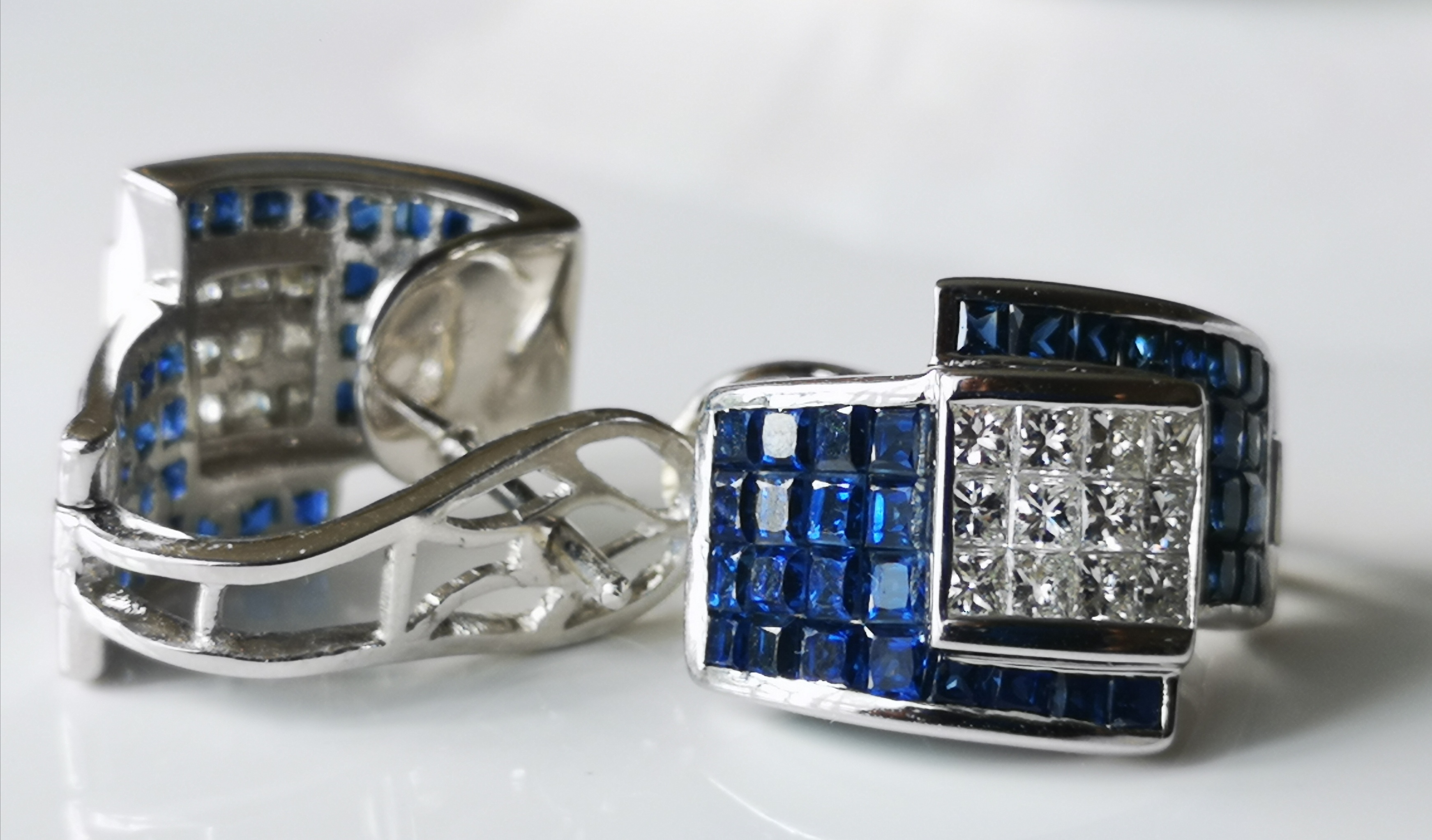 Paire de boucles d 'oreilles en or gris 18 carats saphirs et diamants ...