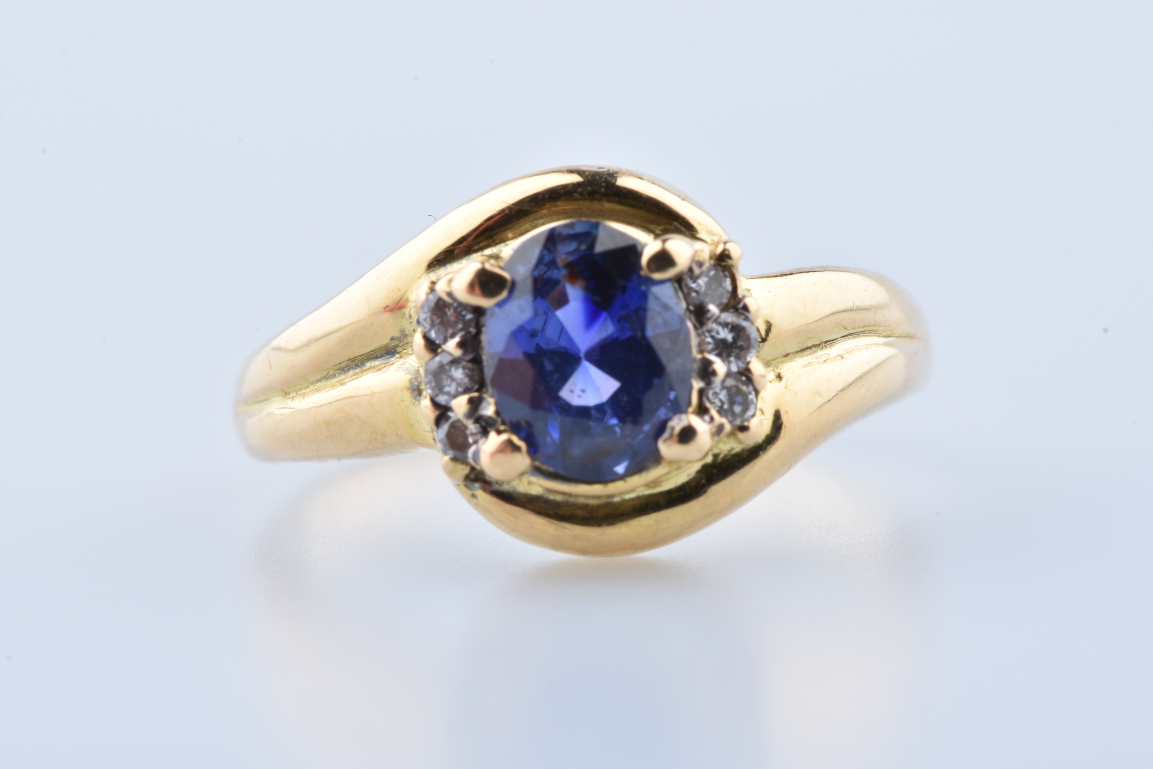 Anello in oro giallo 18 carati decorato con uno zaffiro ovale centrale ...