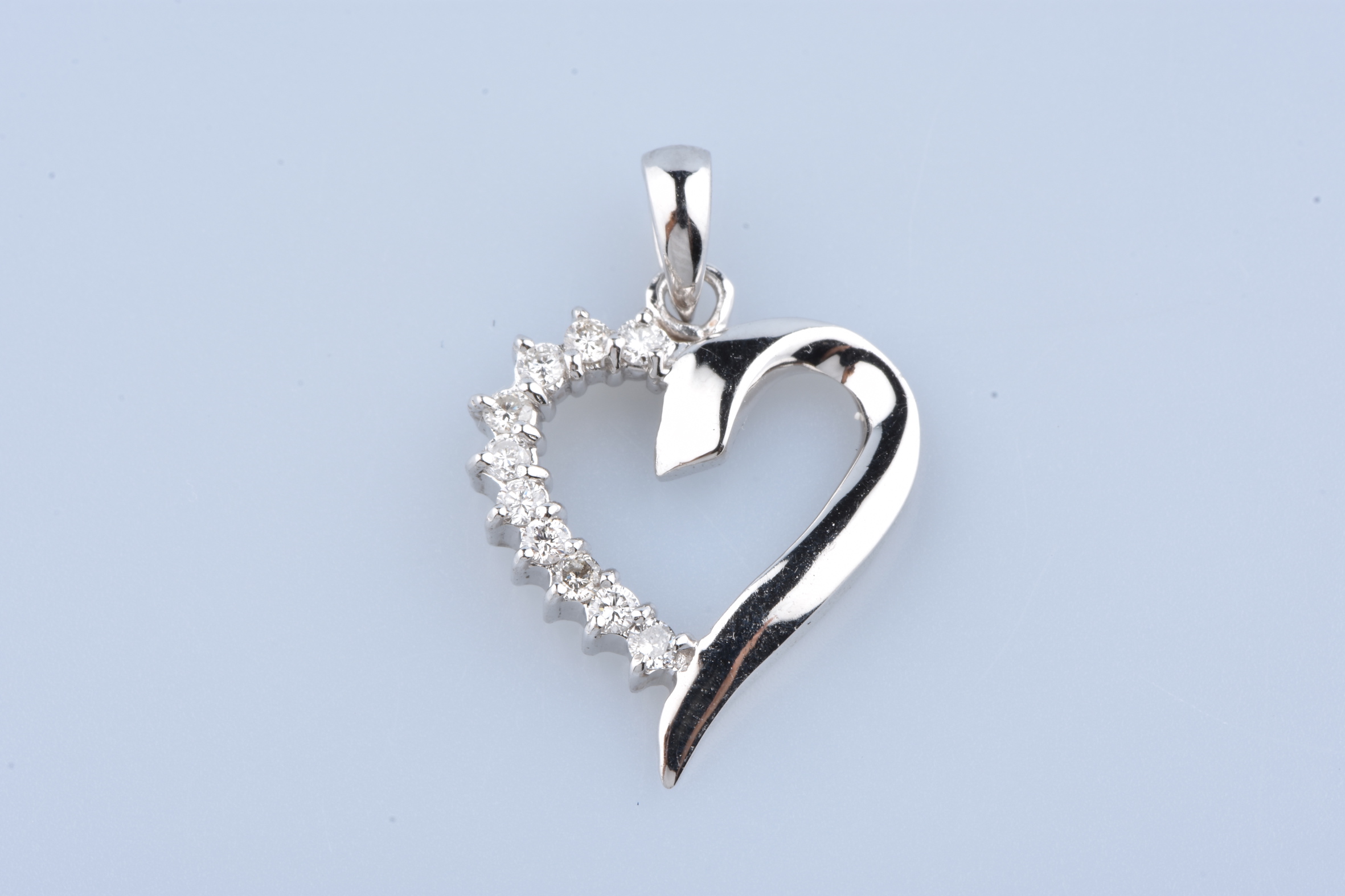 Pendentif cœur en or blanc serti de diamants - Bijoux et montres - Plazzart
