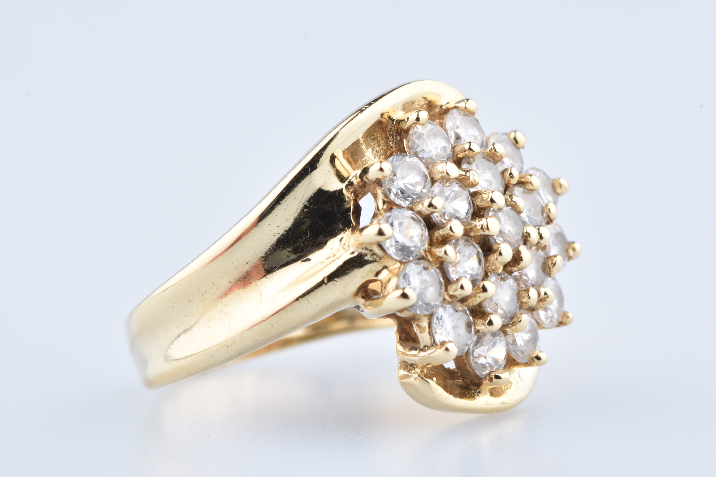 Anello a fiore in oro giallo decorato con ossido di zirconio - Gioielli ...