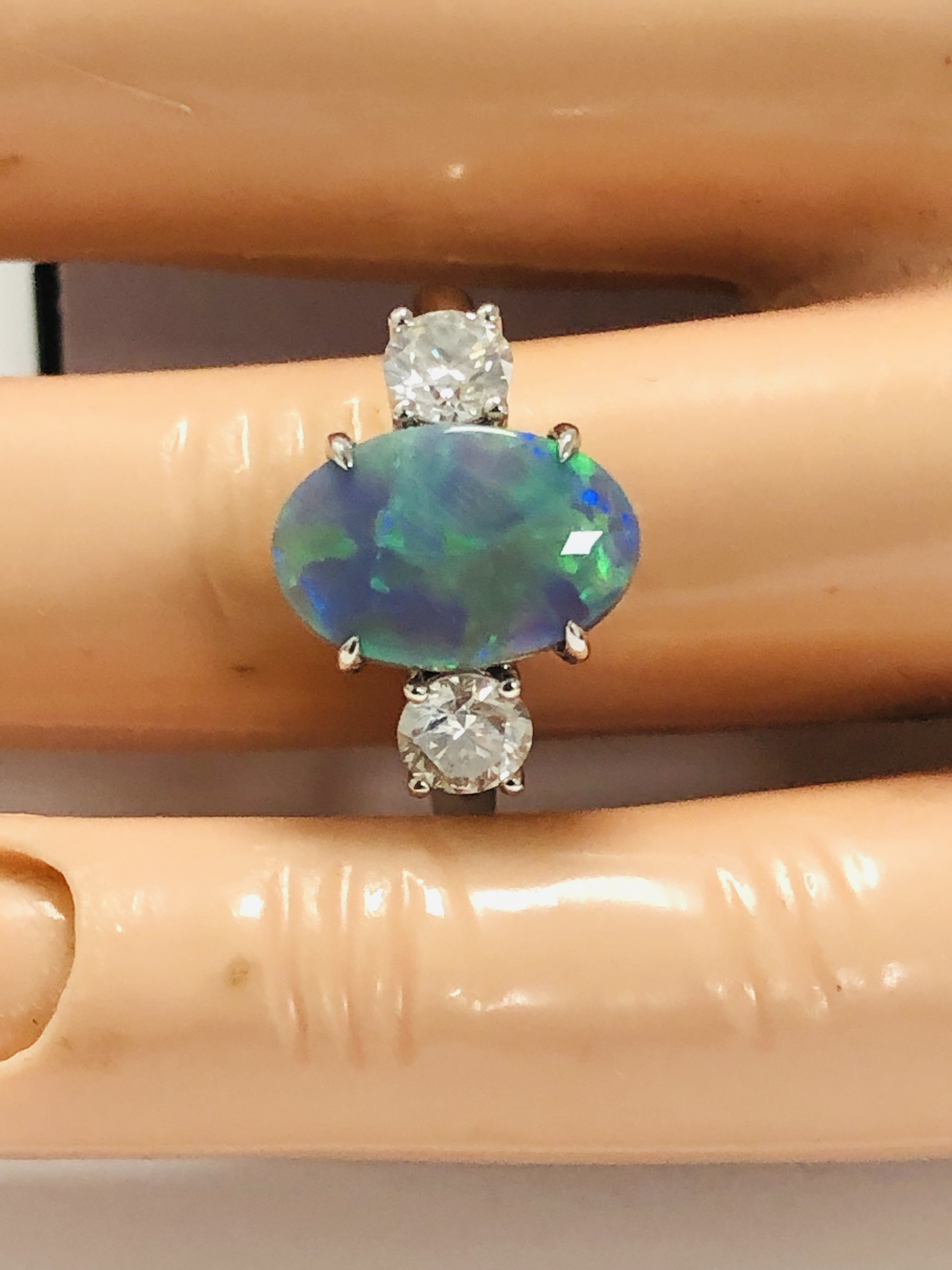 Bague trois pierres opale et diamant en or blanc 14 carats - Bijoux et ...